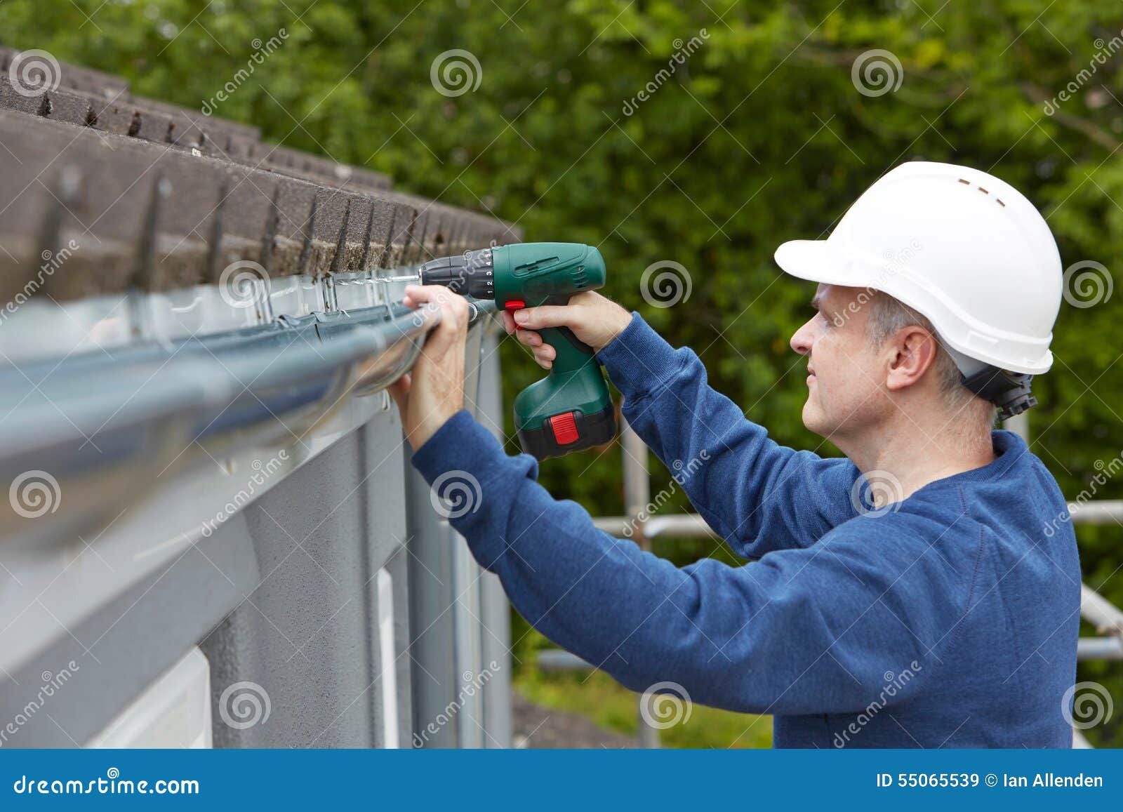 Operaio Che Sostituisce Guttering Su Esterno Della Camera Immagine ...