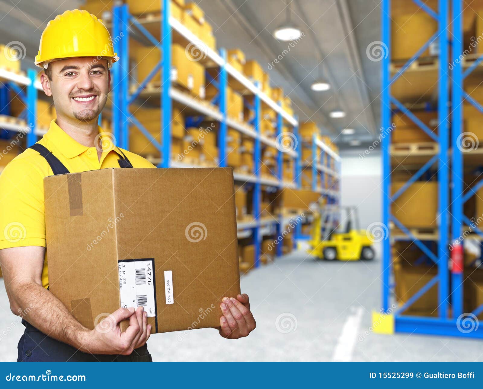 Operaio con il pacchetto immagine stock. Immagine di cappello - 15525299