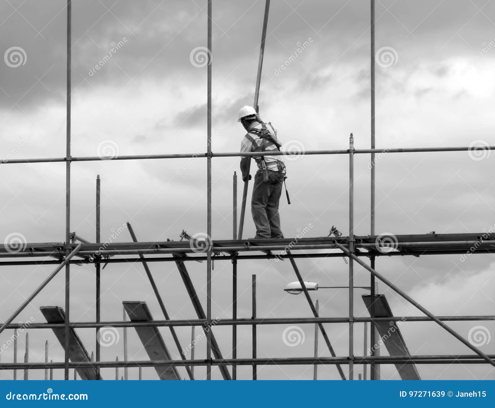 Operaio Di Costruzione Sull'impalcatura Immagine Stock - Immagine di ...