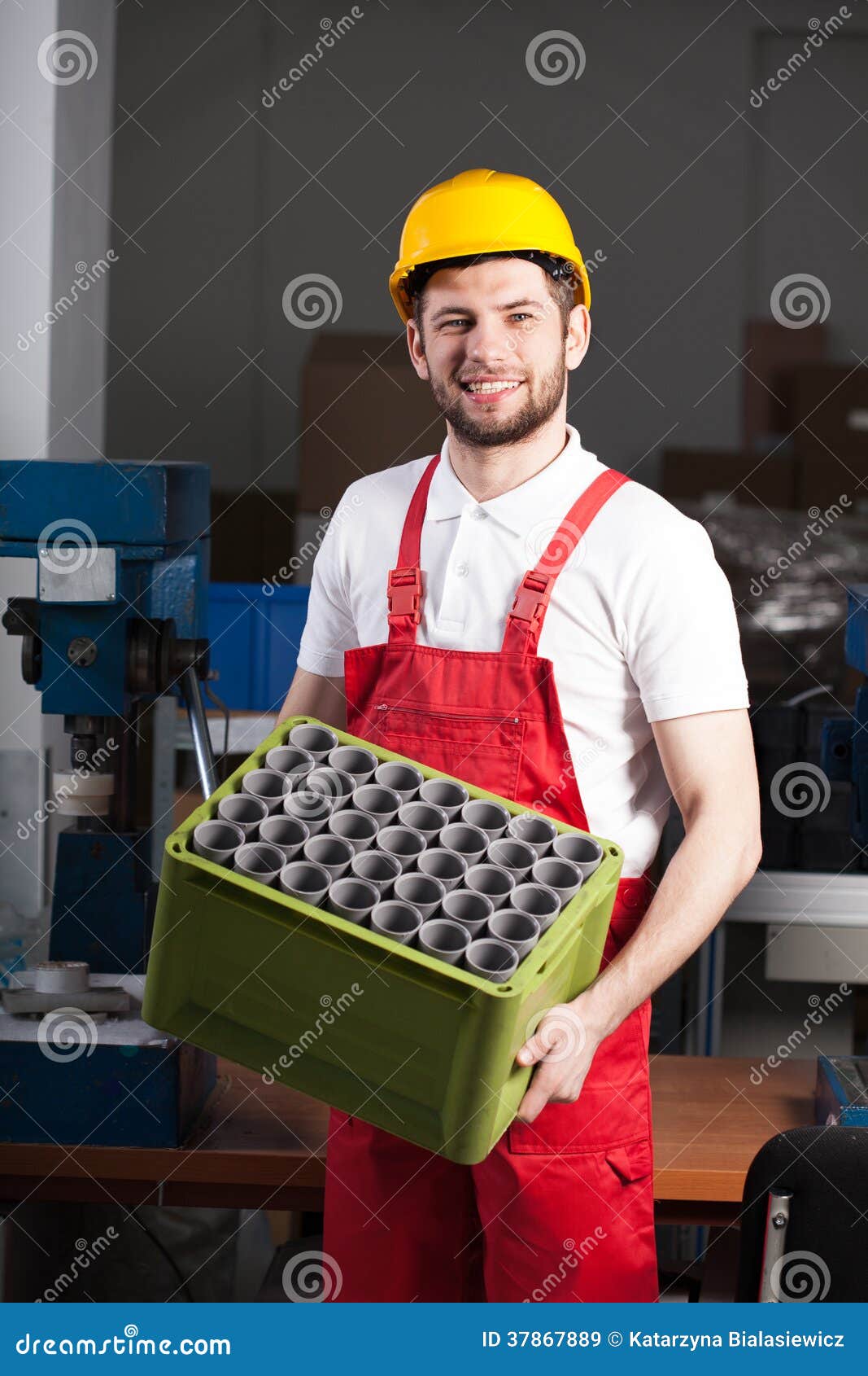 Operaio durante il lavoro immagine stock. Immagine di fabbrica - 37867889