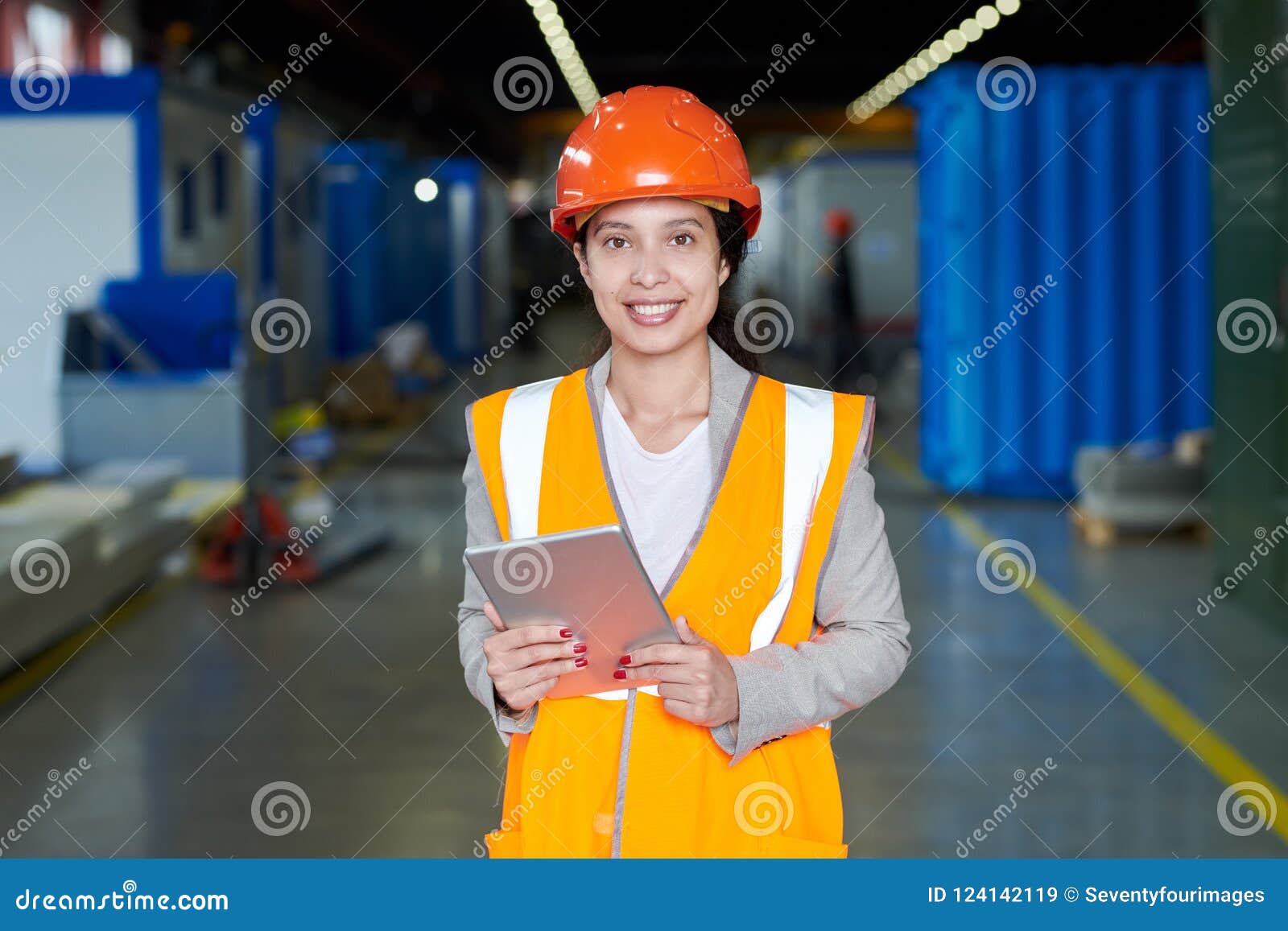 Operaio Femminile in Uniforme Dell'arancia Immagine Stock - Immagine di ...