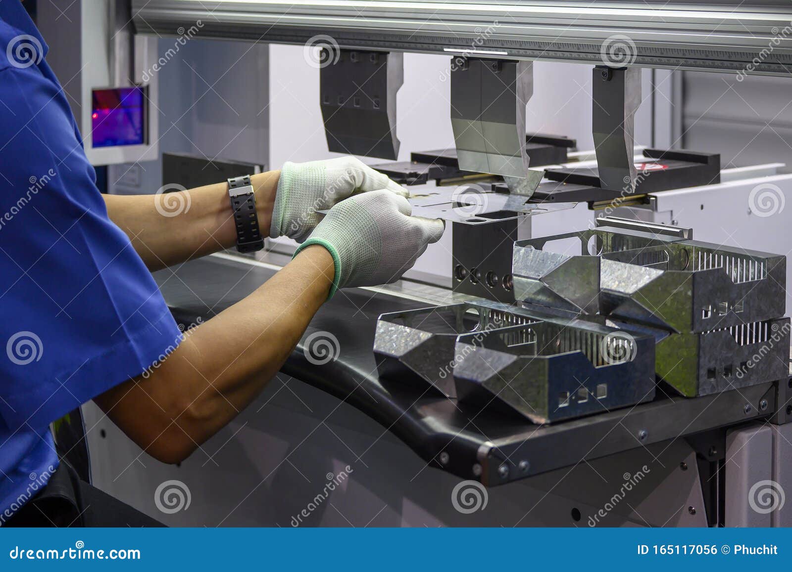 Operation of Hydraulic Bending Machine with Forming Die by Skill ...