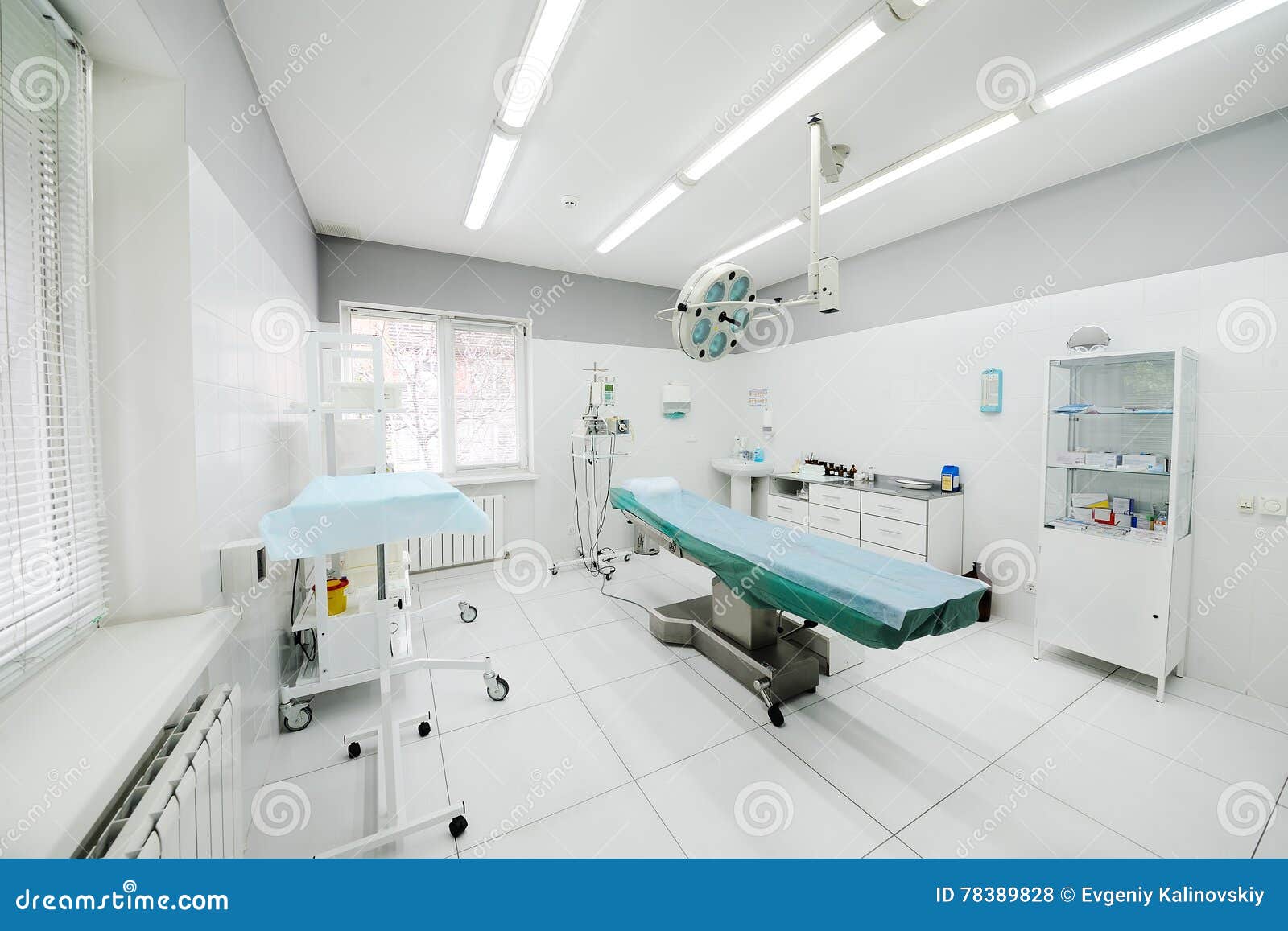 Operationsraum in Der Chirurgischen Abteilung Des Polyclinic Stockfoto ...