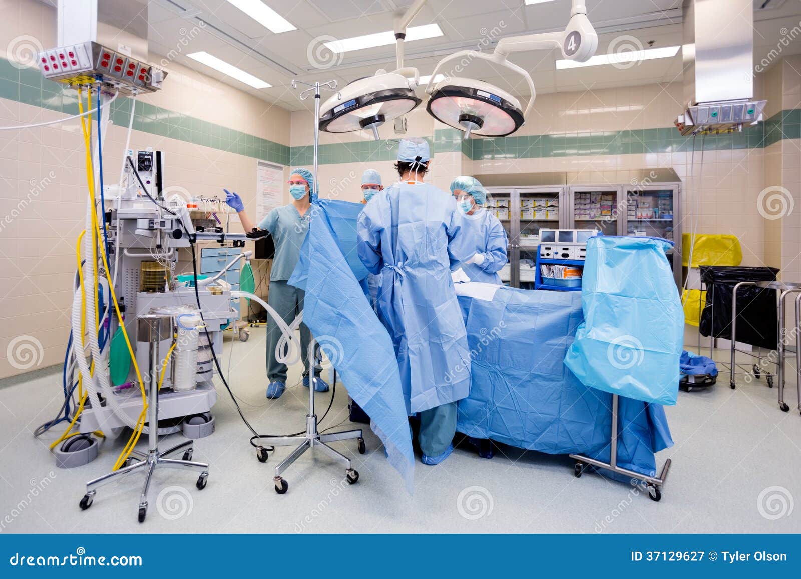Operationsraum Mit Operationsteam Stockbild - Bild von mädchen ...