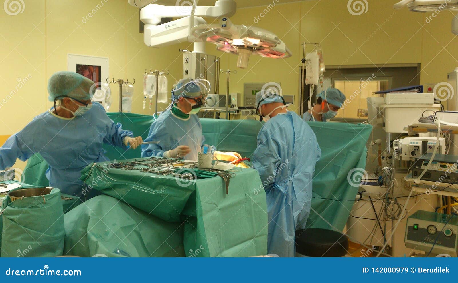 Operationsraum redaktionelles stockbild. Bild von funktionieren - 142080979