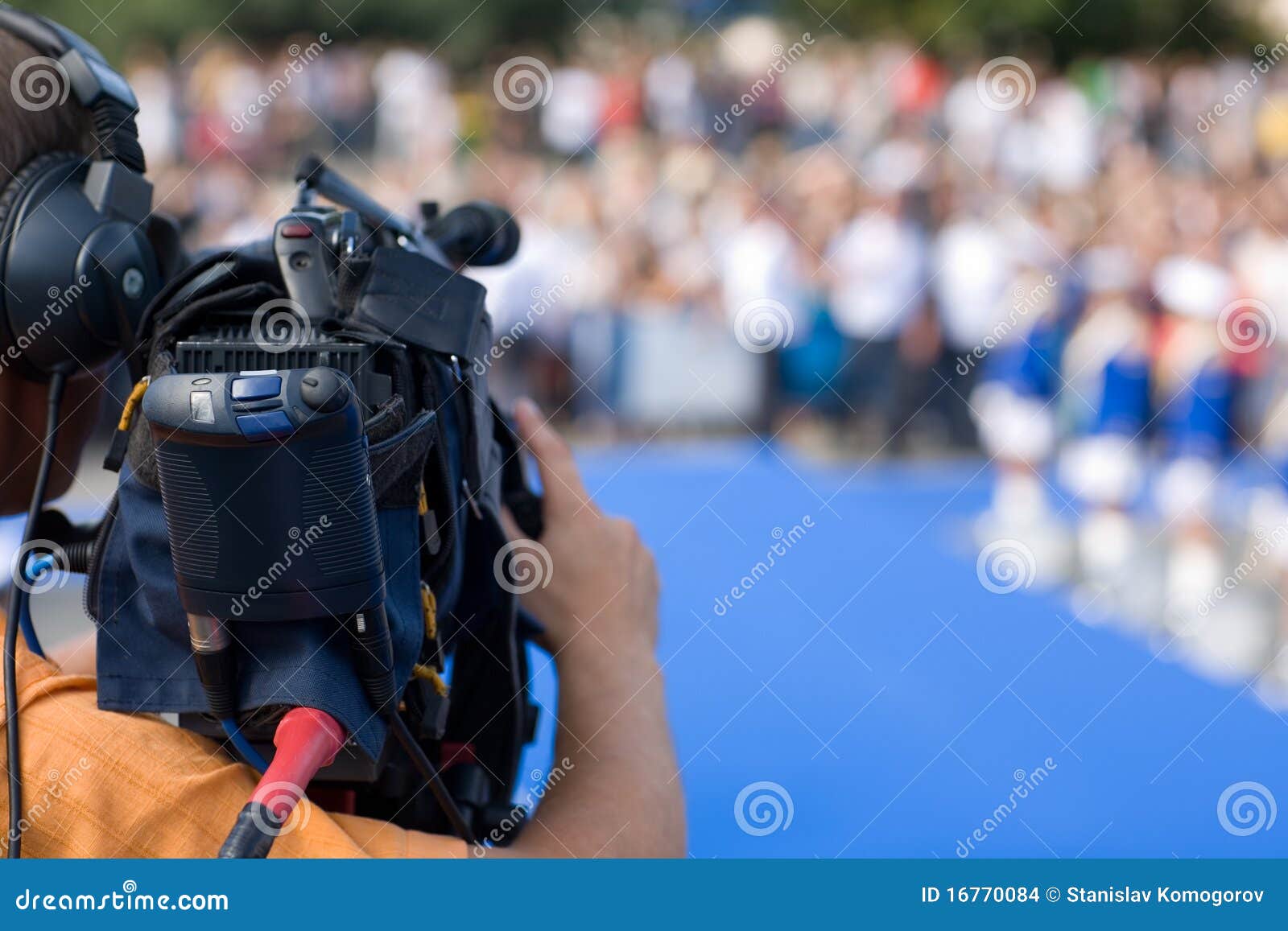Operator of a tv camera stock photo. Image of journalist - 16770084