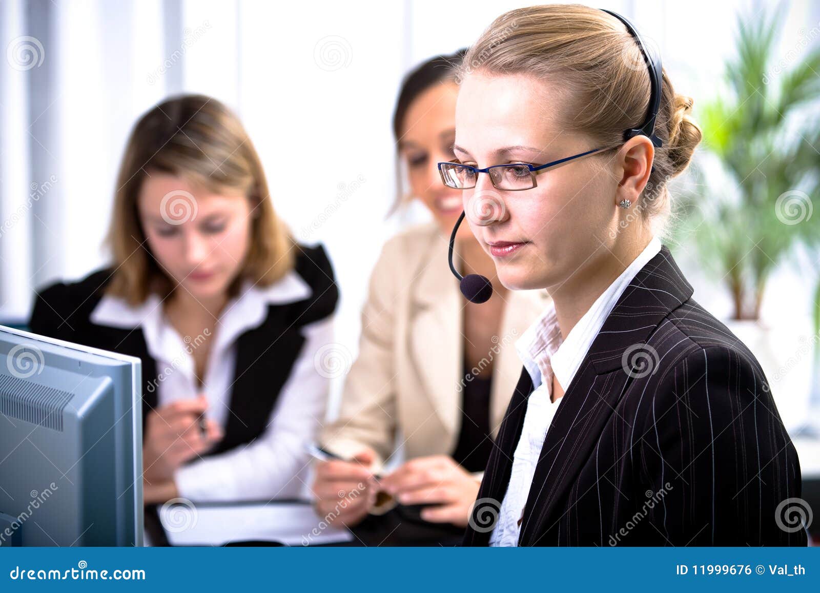 Operatore fotografia stock. Immagine di sorridere, cliente - 11999676