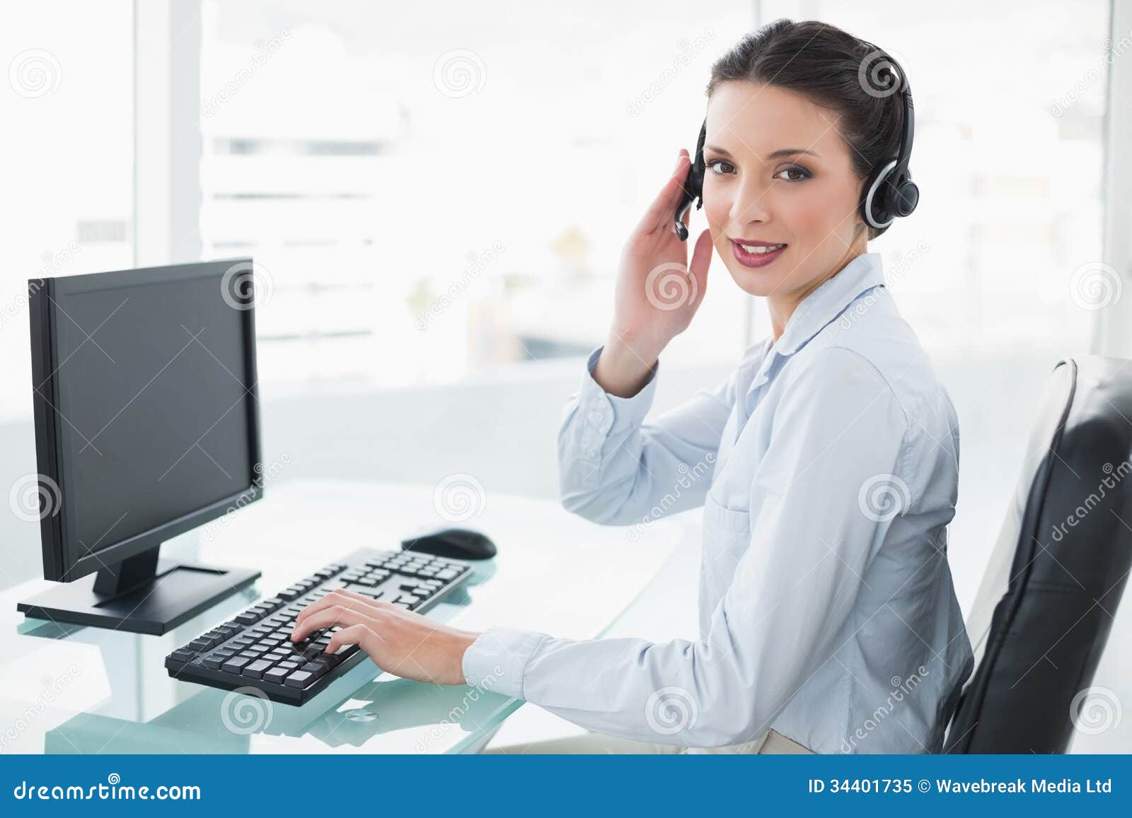 Operatore Castana Abbastanza Alla Moda Che Per Mezzo Di Un Computer E ...