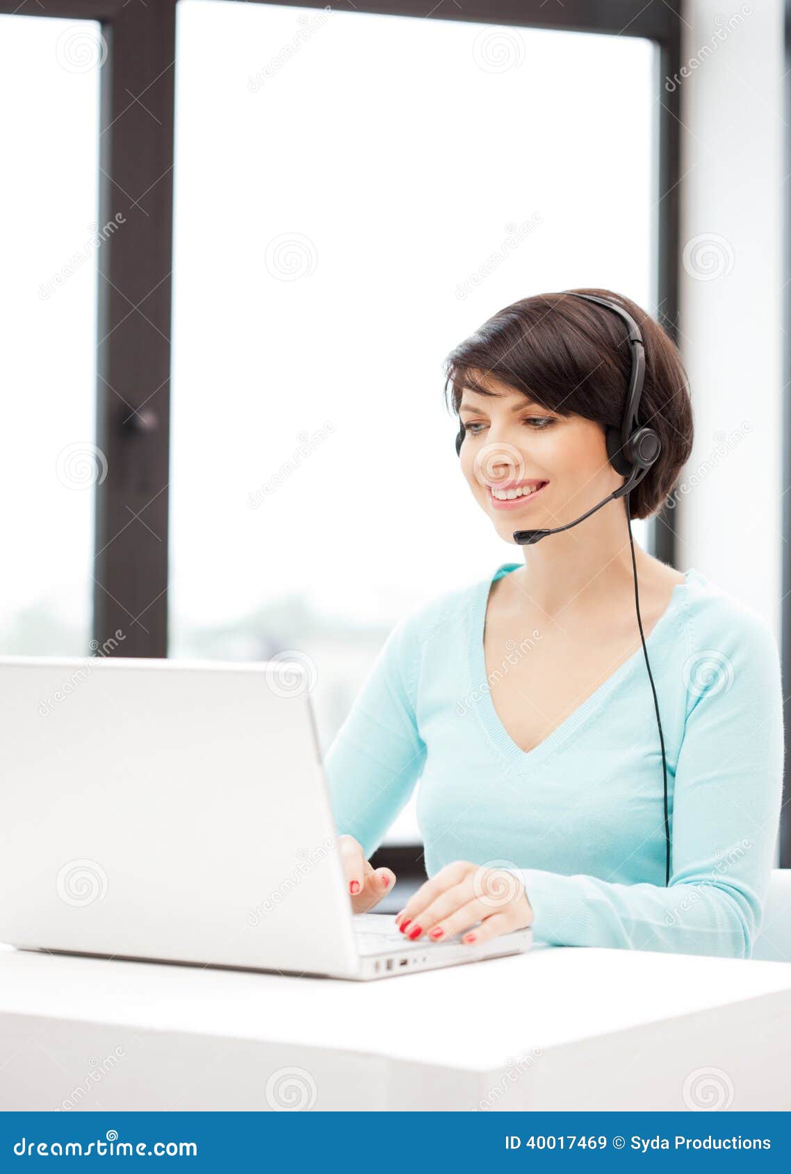 Operatore Dell'help-line Con Il Computer Portatile Immagine Stock ...