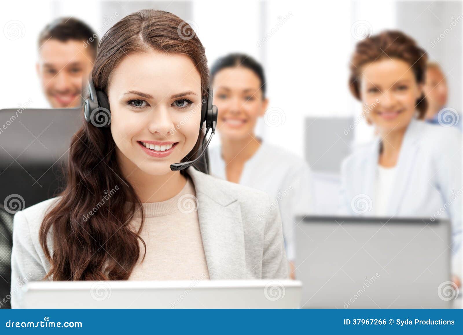 Operatore Dell'help-line Con Le Cuffie in Call-center Fotografia Stock ...