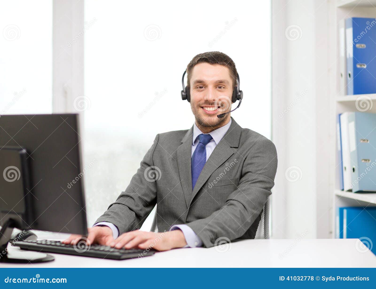 Operatore Dell'help-line Con Le Cuffie Ed Il Computer Fotografia Stock ...