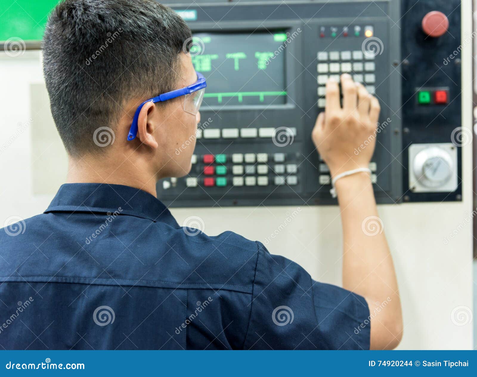 Operatore di CNC fotografia stock. Immagine di fabbrica - 74920244