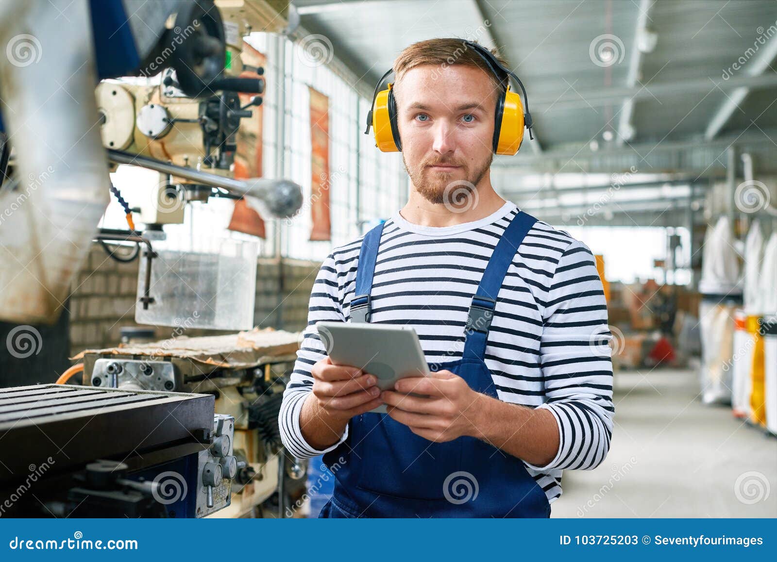 Operatore Moderno Che Lavora Nella Pianta Immagine Stock - Immagine di ...