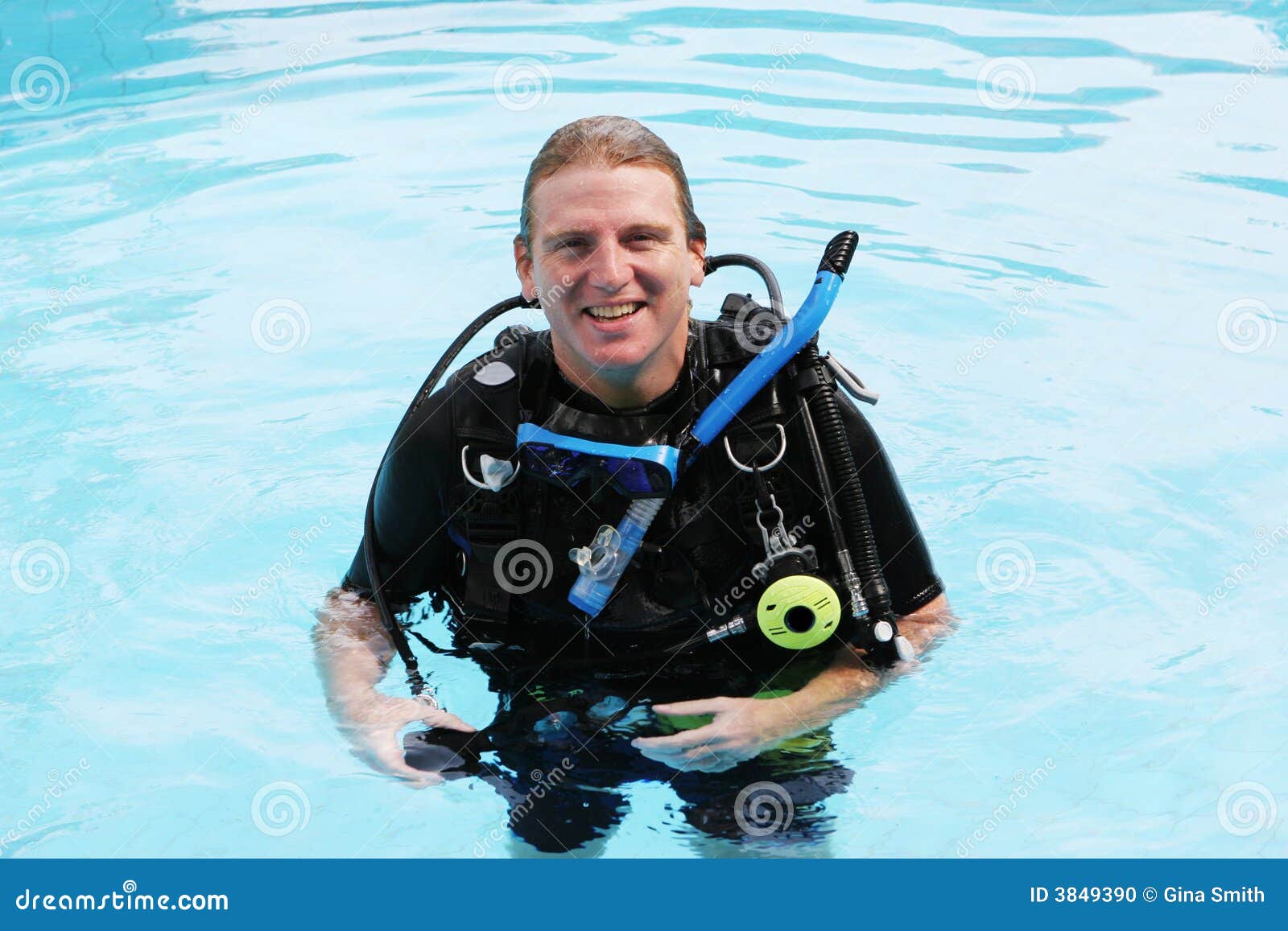 Operatore Subacqueo Di Scuba Fotografia Stock - Immagine di ascesa ...