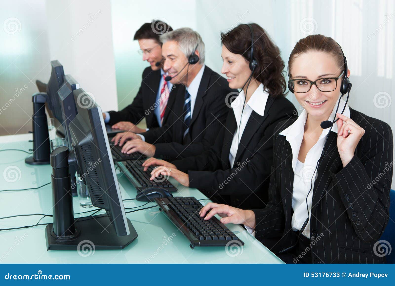Operatori di call-center immagine stock. Immagine di cliente - 53176733