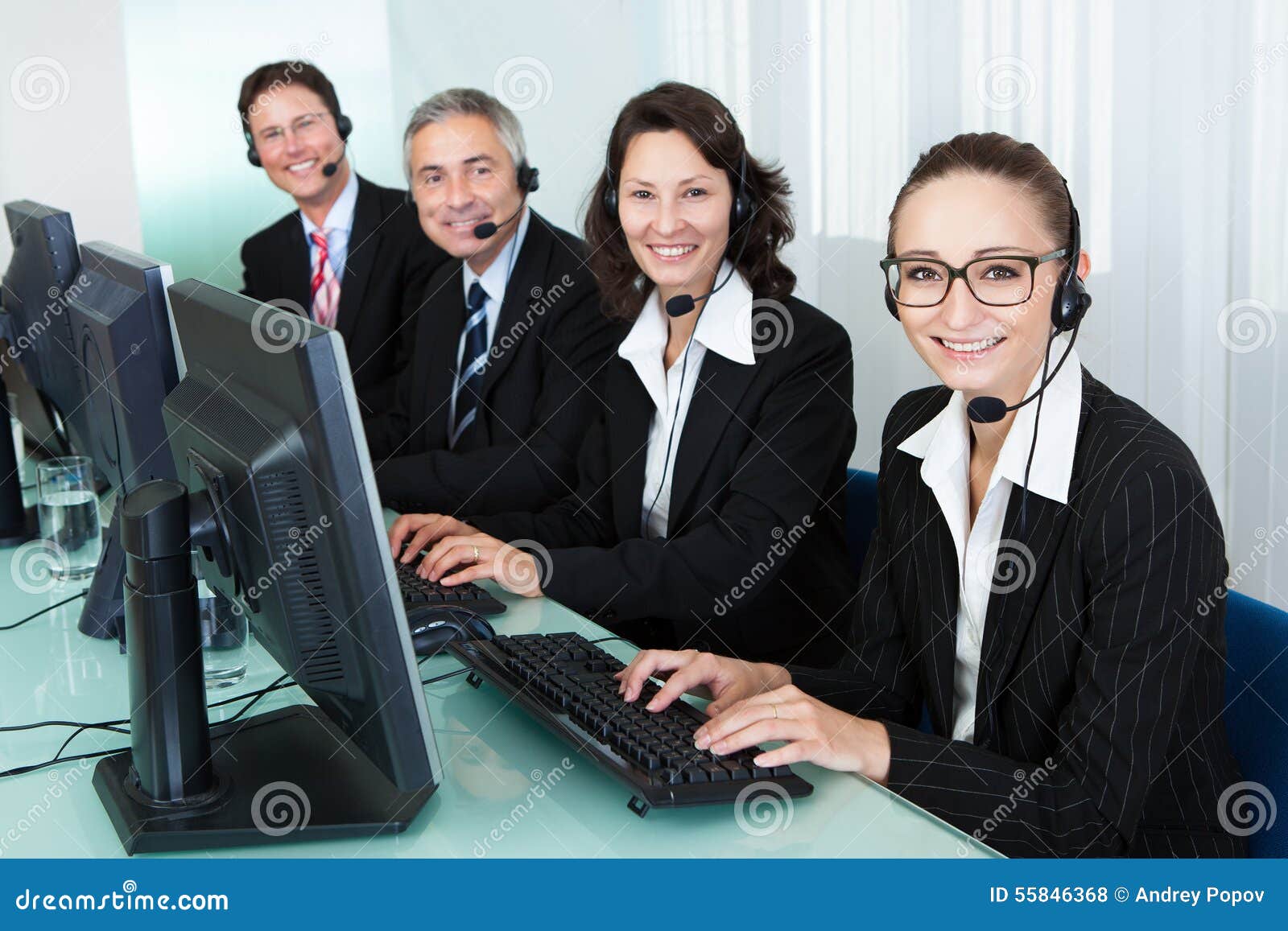 Operatori di call-center fotografia stock. Immagine di attraente - 55846368