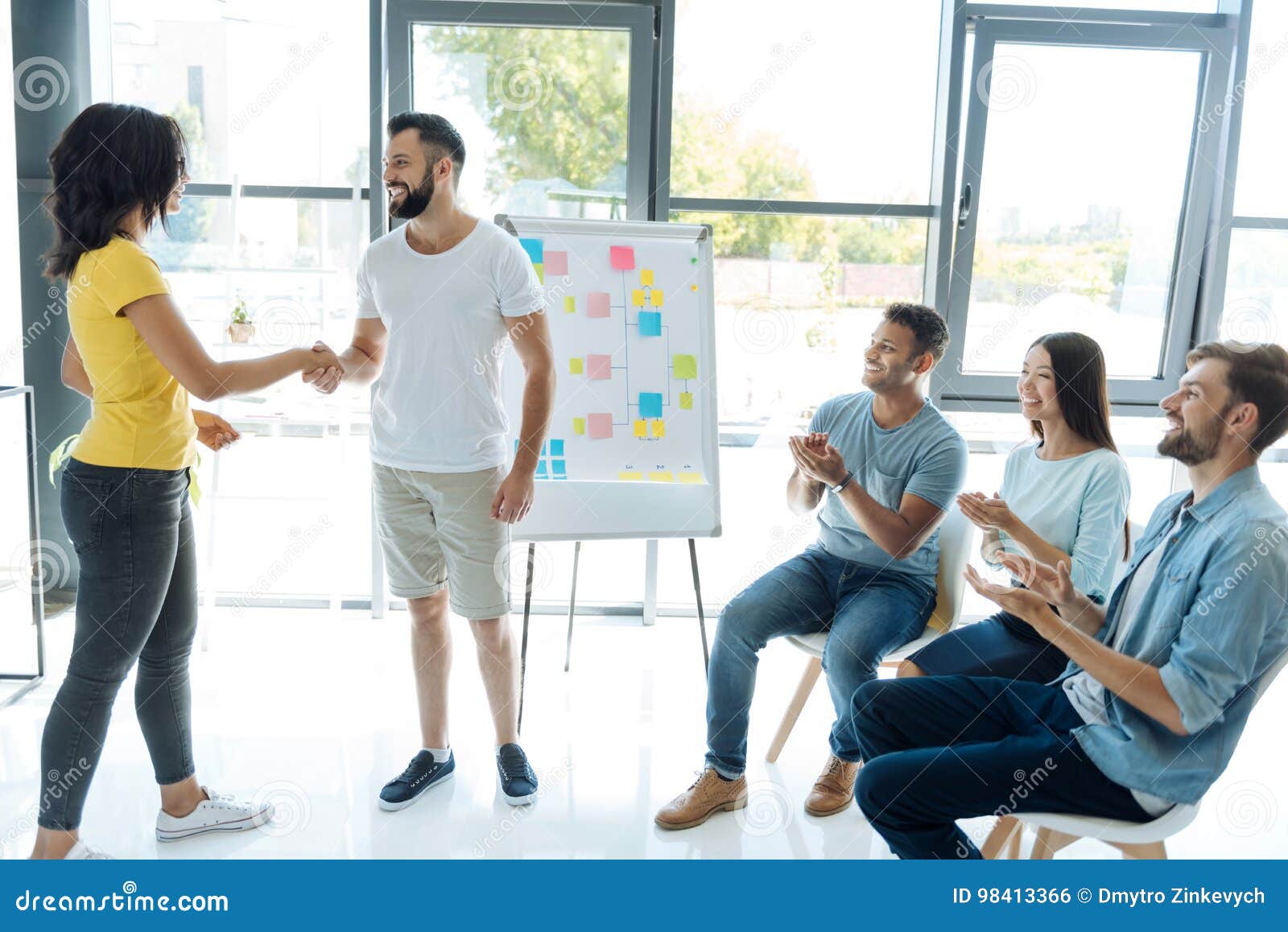 Opgetogen Jongeren Die Een Teambuilding Activiteit Doen Stock Foto ...