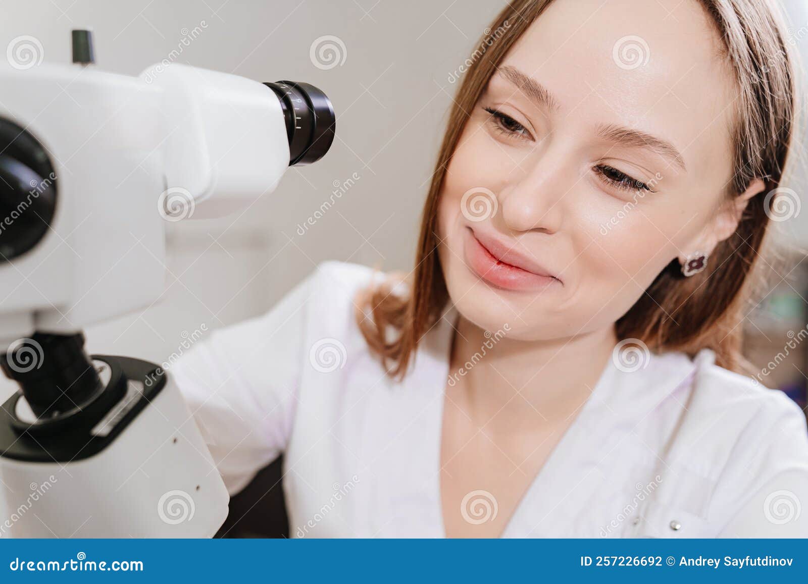 Ophthalmologist with Slit Lamp. Microscope and Focused Light Source ...