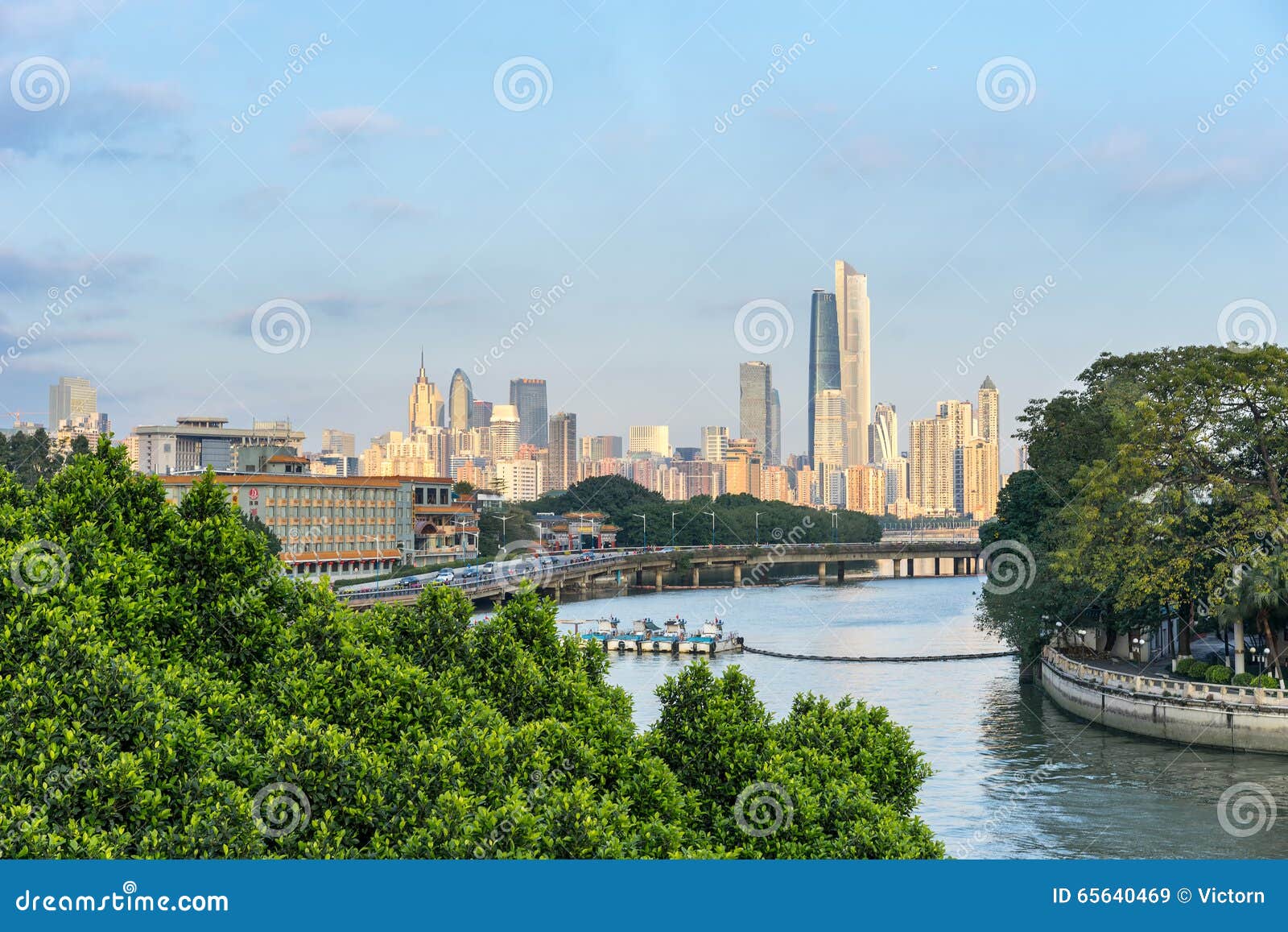 Opinión Del Día De Edificios Por El Río Pearl Imagen de archivo ...