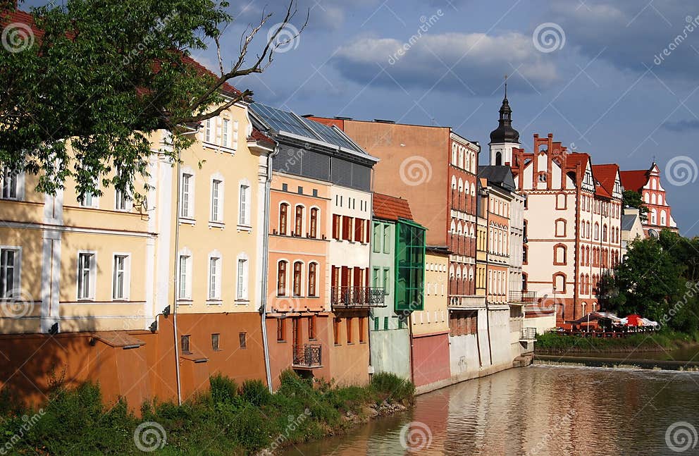 Opole, Polen: Huizen Op Rivier Oder Redactionele Fotografie - Image of ...