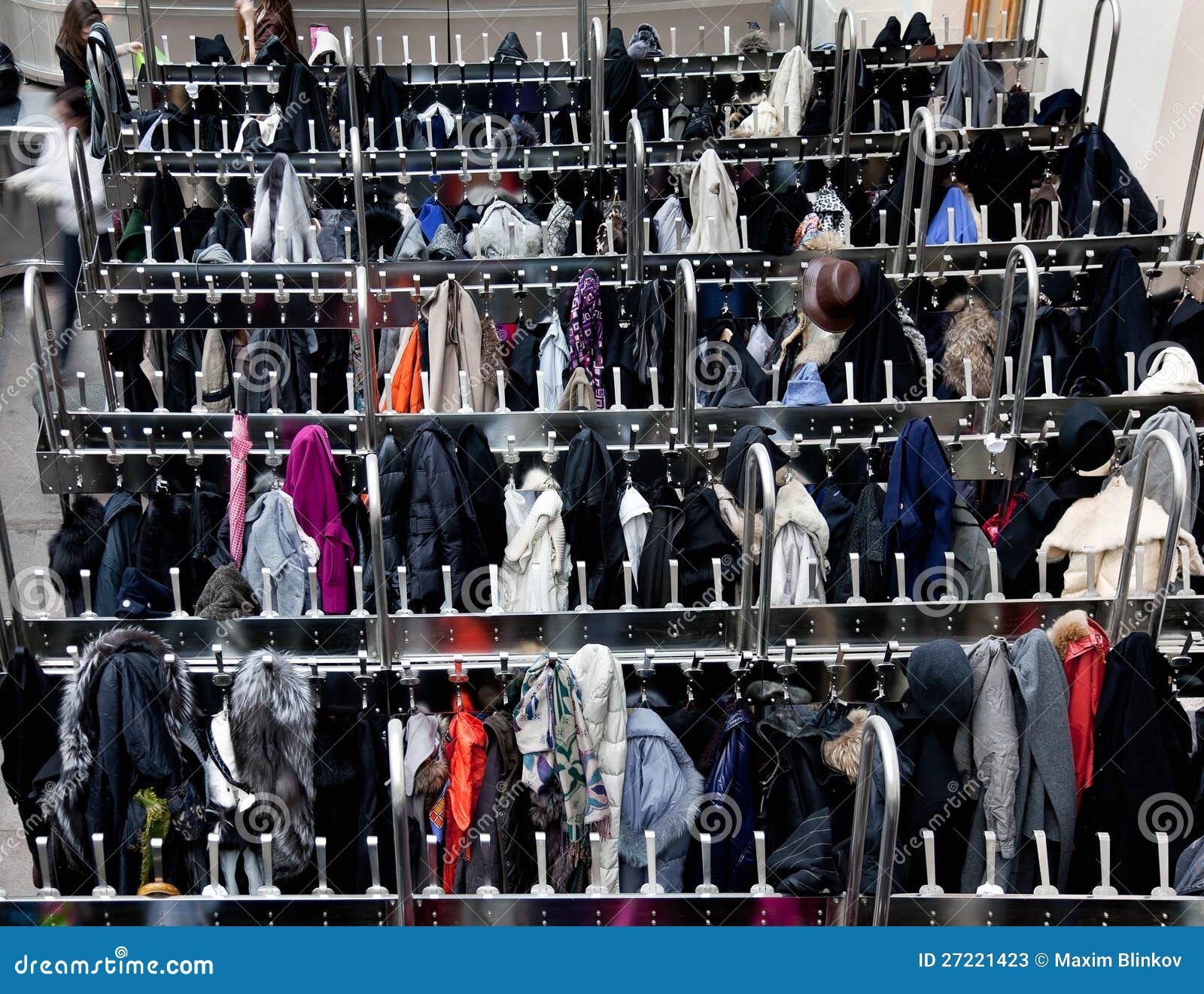 Opslag Van Kleding in Garderobe Stock Afbeelding - Image of elegantie ...