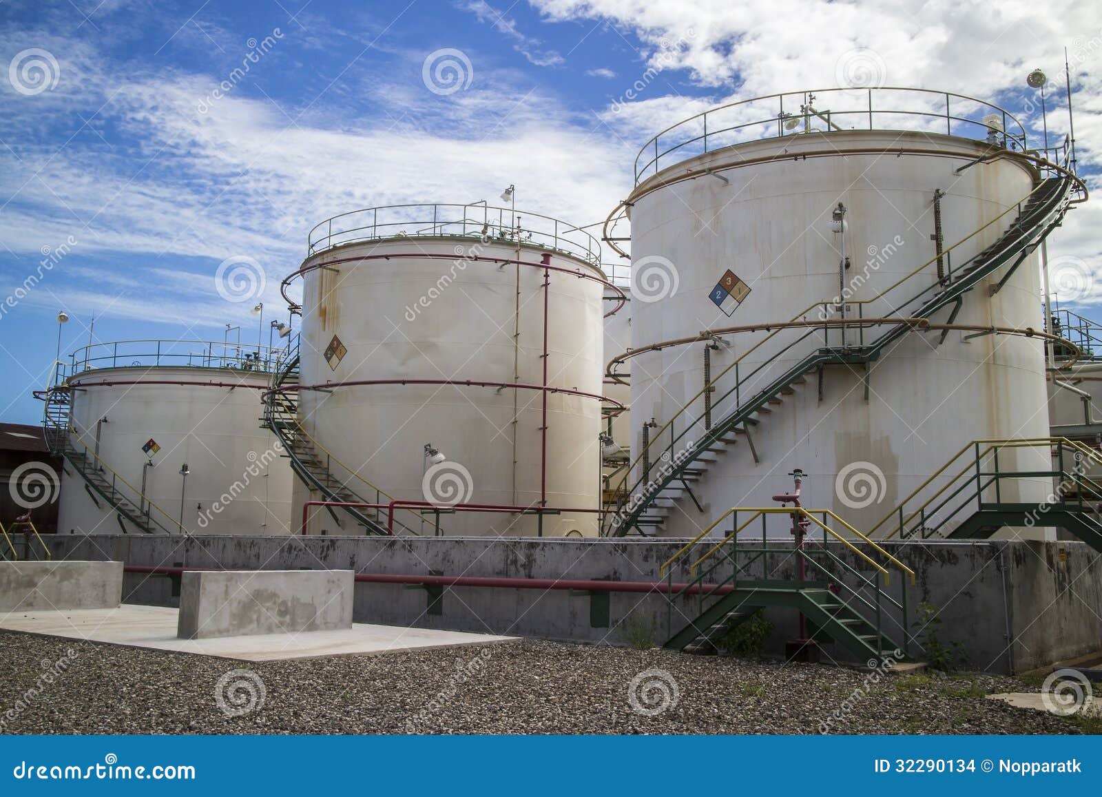 Opslagtank stock foto. Image of haven, depot, chemie - 32290134
