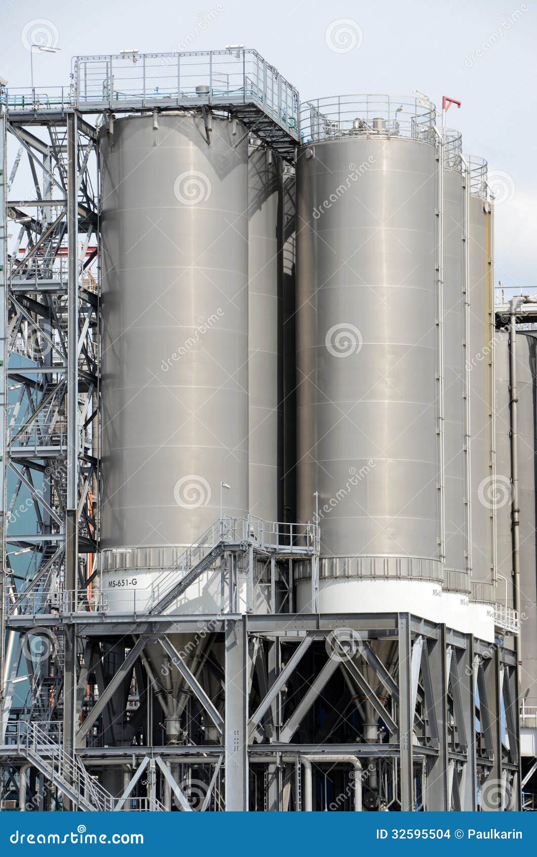 Opslagtanks stock foto. Image of haven, verticaal, economie - 32595504