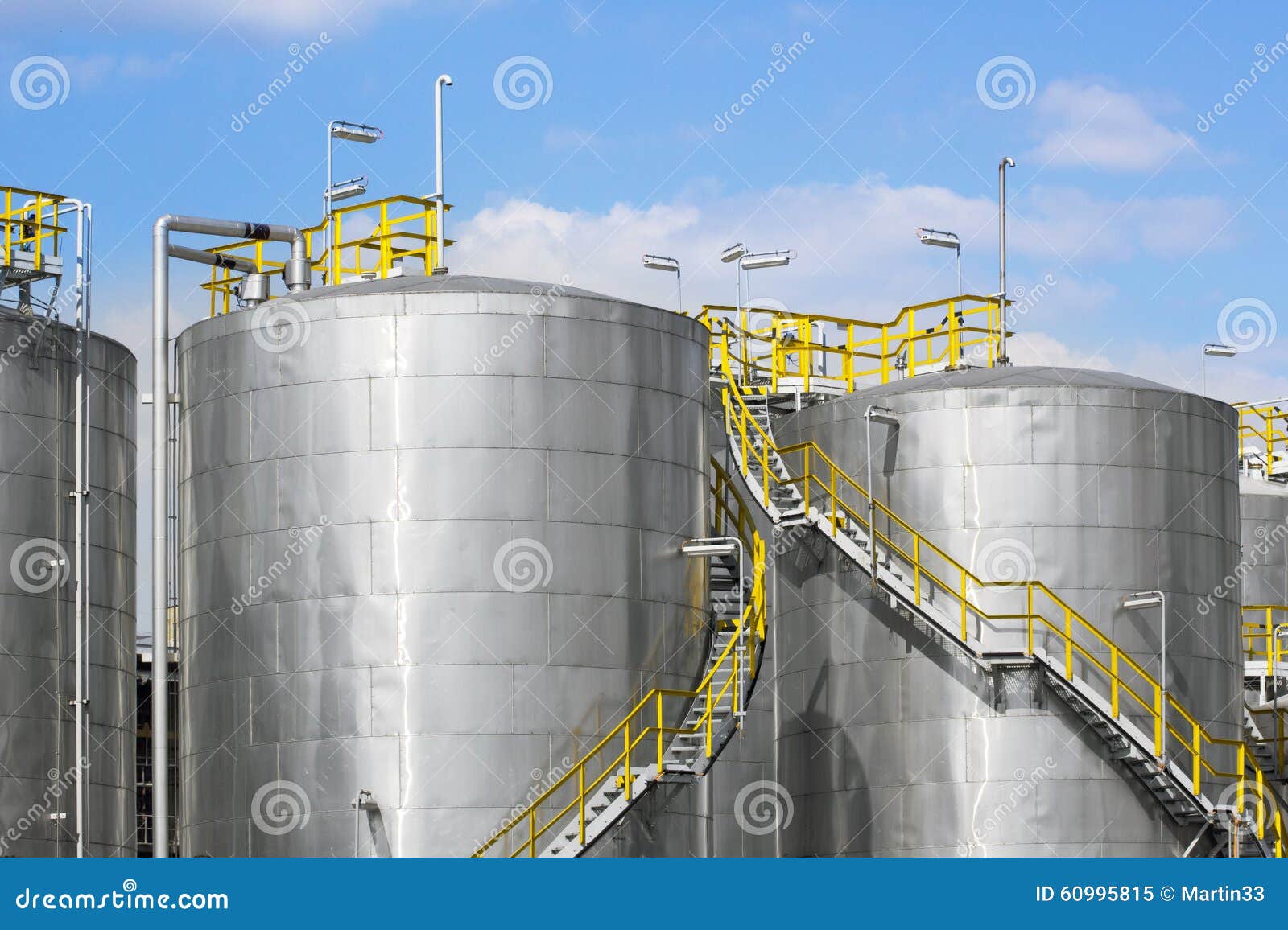 Opslagtanks stock afbeelding. Image of macht, hemel, bezinning - 60995815