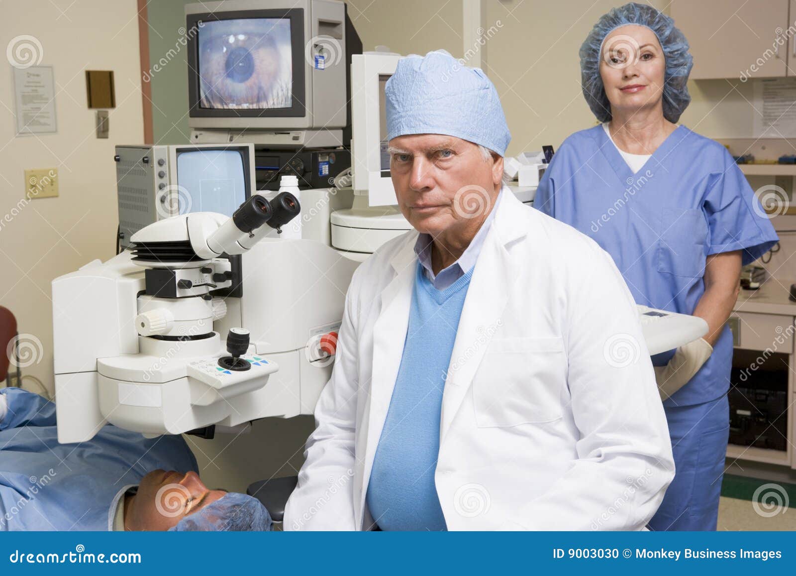 Opthamologist Performing Laser Eye Treatment Stock Photography ...
