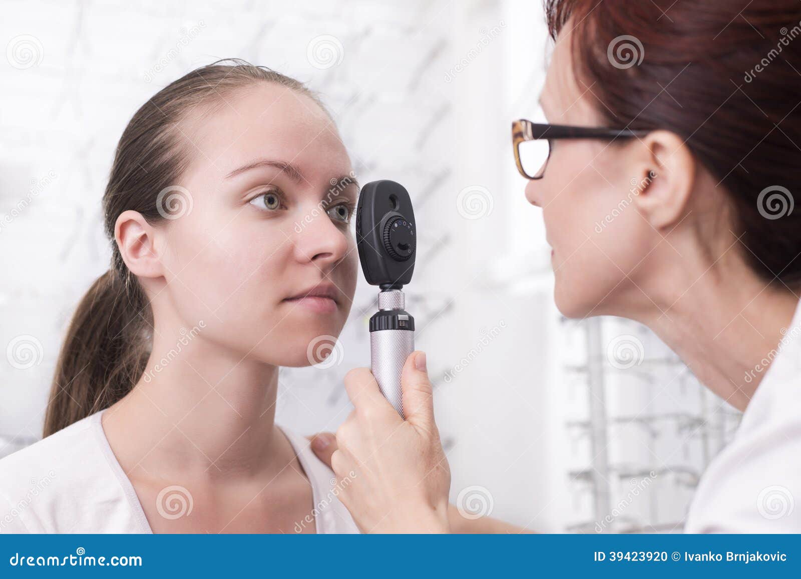 Am Optiker stockfoto. Bild von frauen, optometriker, frau - 39423920