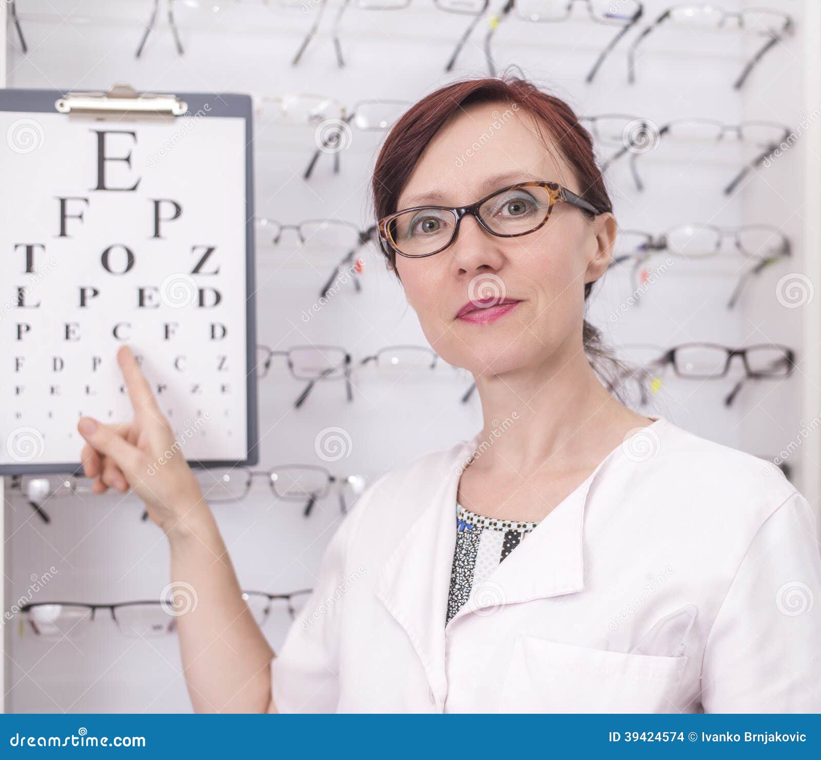 Am Optiker stockfoto. Bild von schauen, dioptrie, wiederanlauf - 39424574