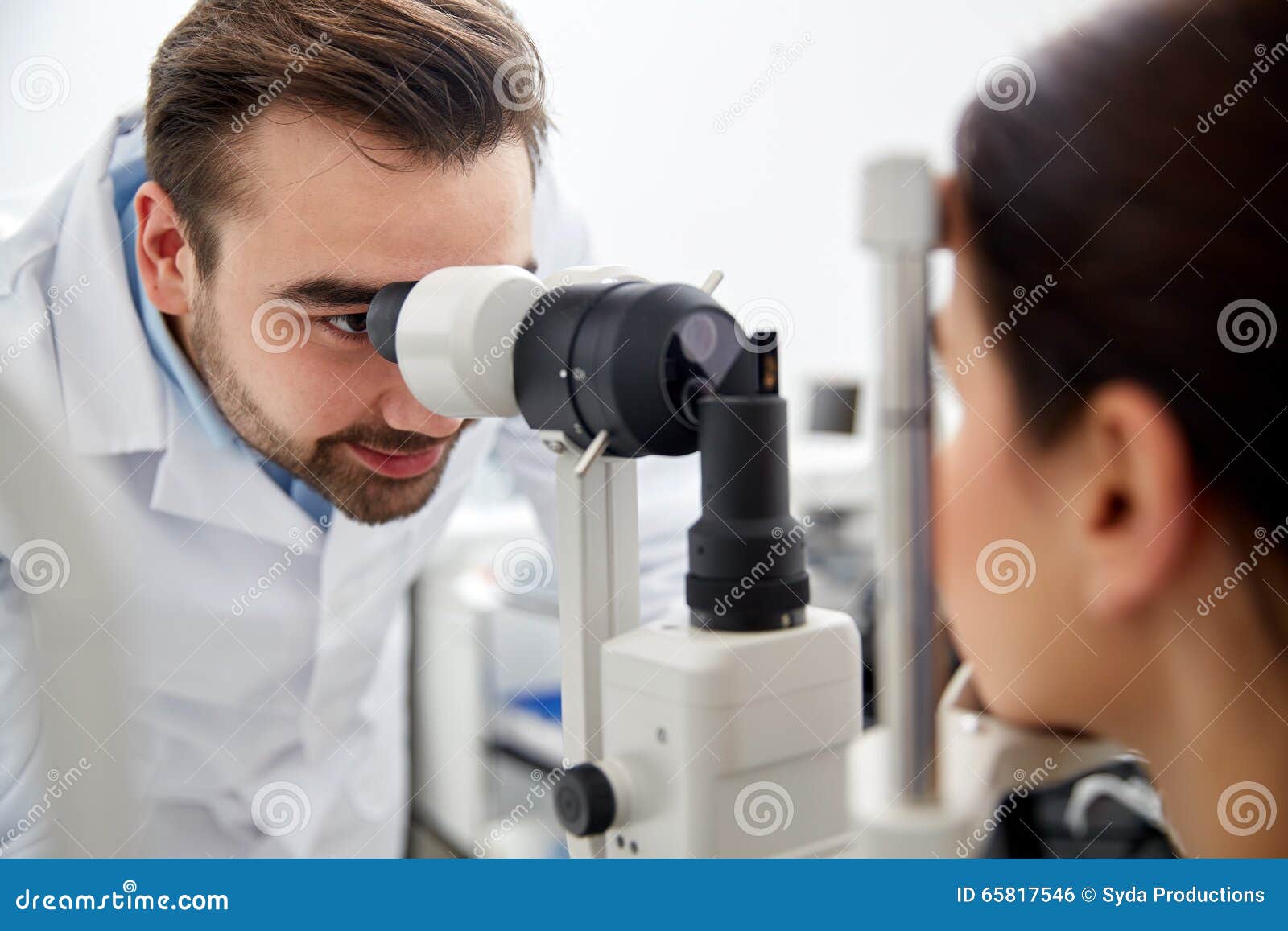 Optiker Mit Tonometer Und Patient an Der Augenklinik Stockfoto - Bild ...