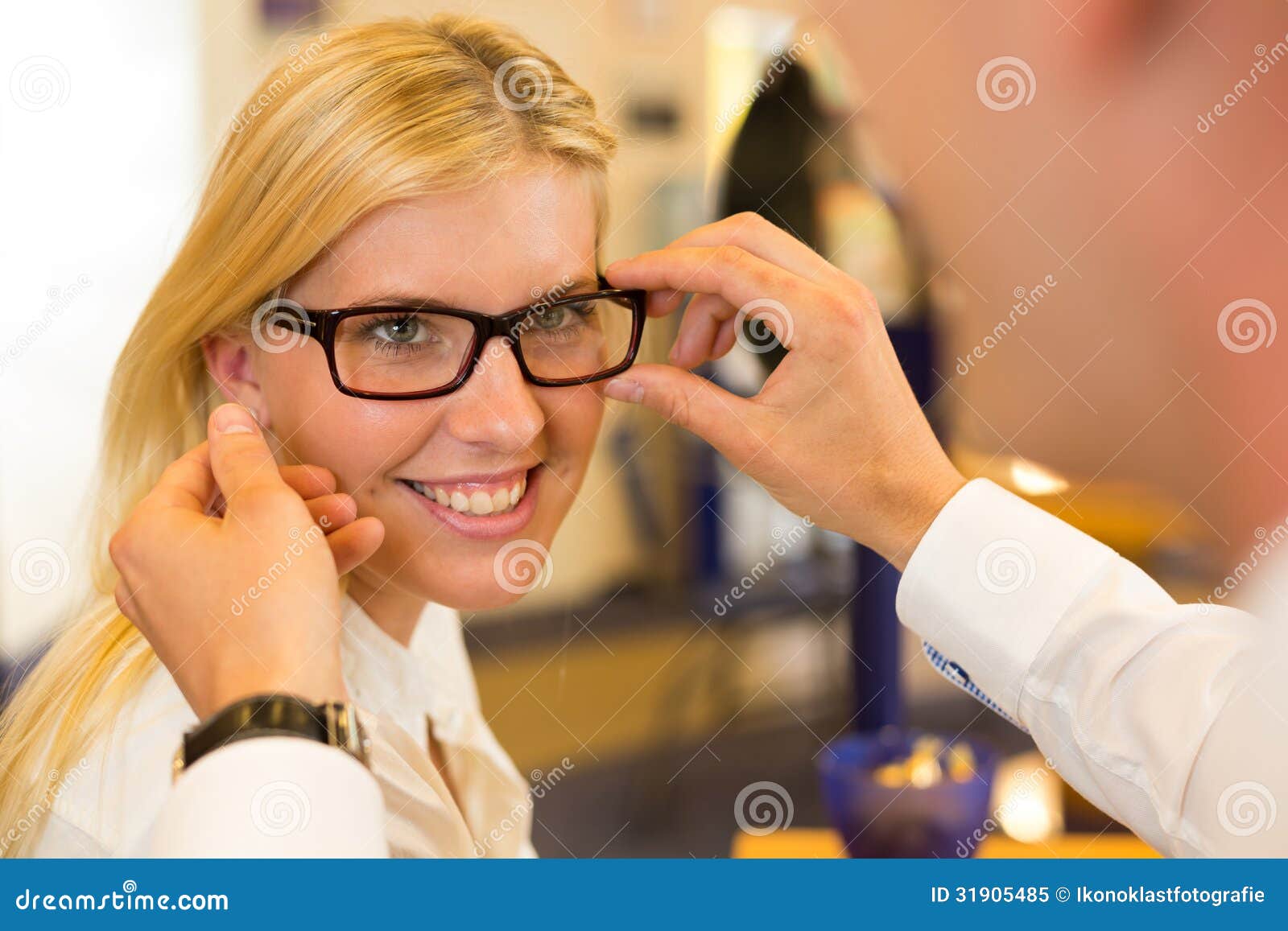 Optiker Oder Optometriker, Die Einen Kunden über Brillen Konsultieren ...