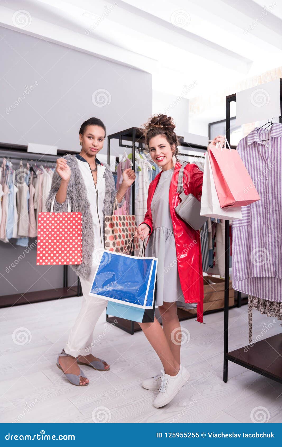 Optimistische Zwei Freunde, Die Zeit Auf Dem Einkaufen Verbringen ... Optimistische Zwei Freunde, Die Zeit Auf Dem Einkaufen Verbringen ...