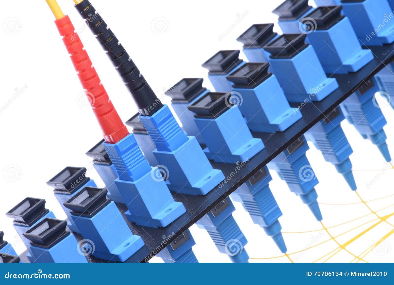 Optisches Netzkabel Der Faser Mit Optischem Verteiler Stockfoto - Bild ...