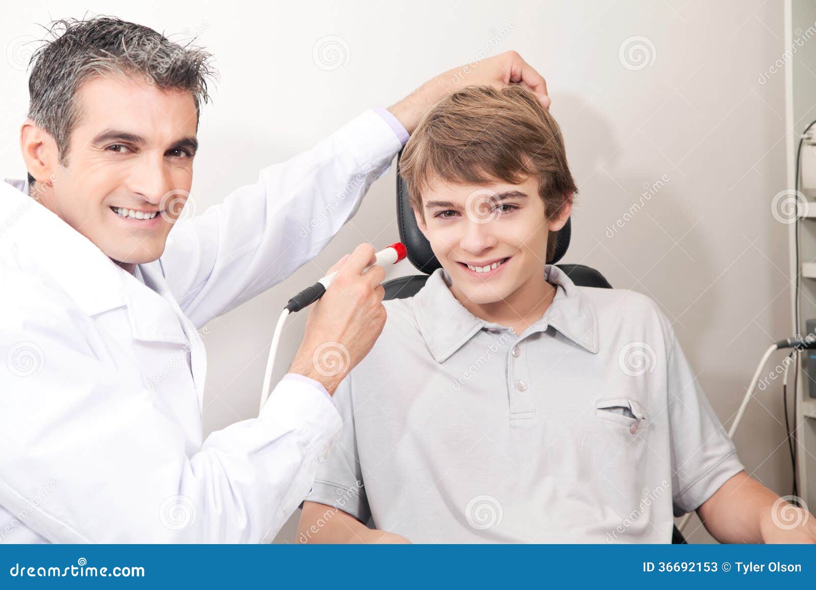 Optometrist Doing Eye Testing Stock Image - Image of flashlight, smile ...