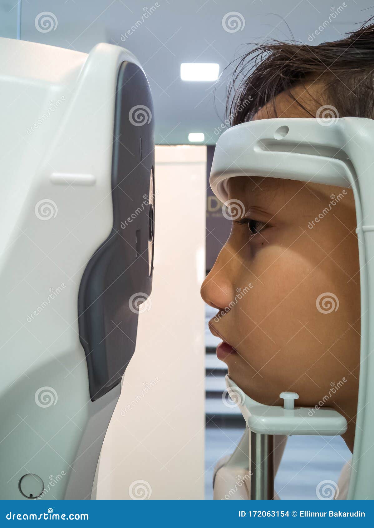 Optometrist Machine Checking Patient Eyesight and Vision Correction ...