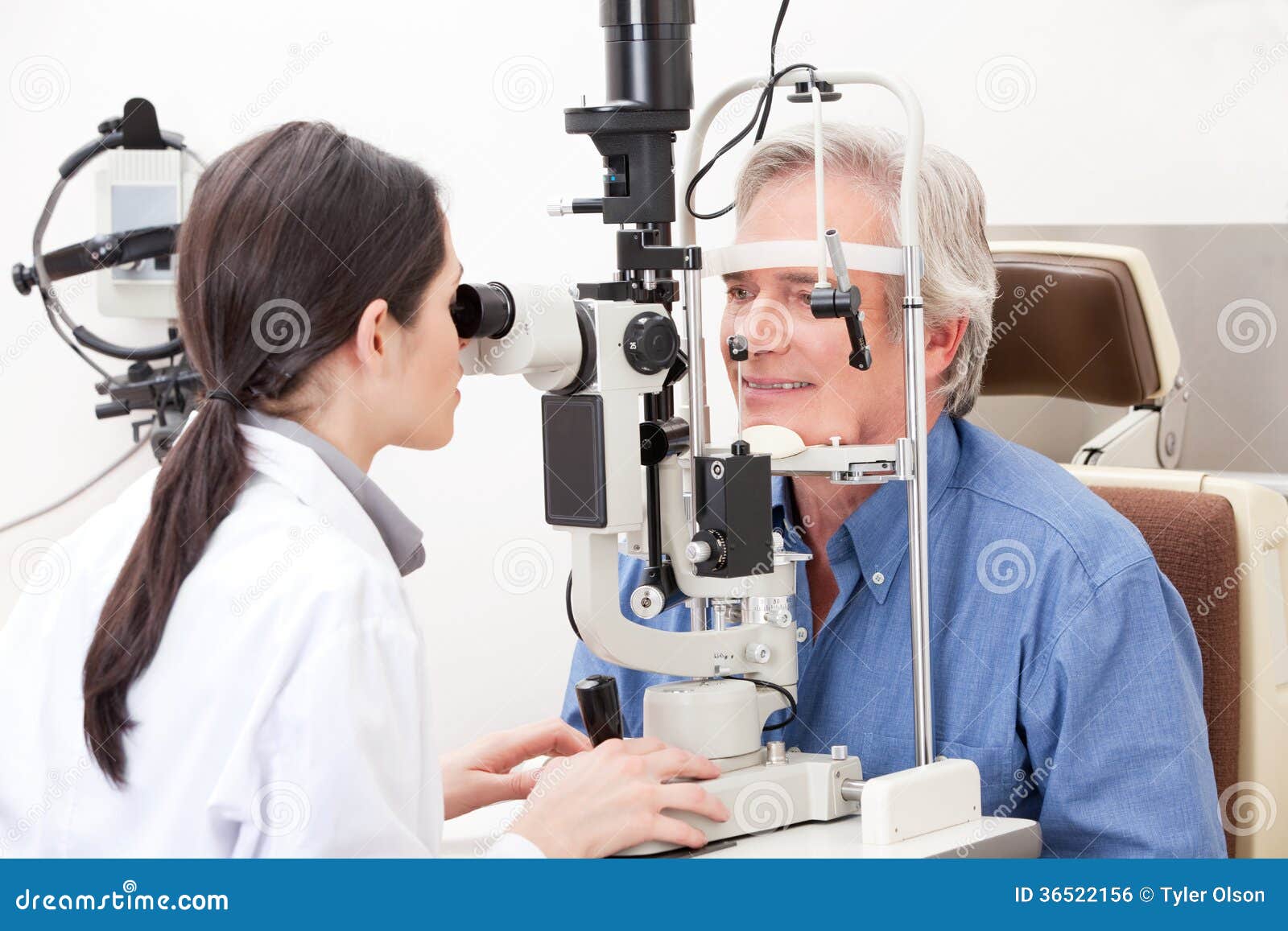 Optometrista Che Fa Prova Di Vista Fotografia Stock - Immagine di ...