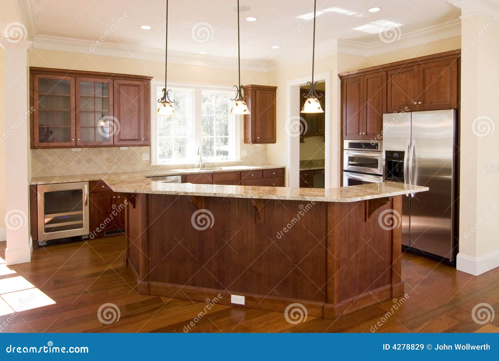 Opulente Küche Im Dunklen Holz Stockbild - Bild von wohnung, innere ...