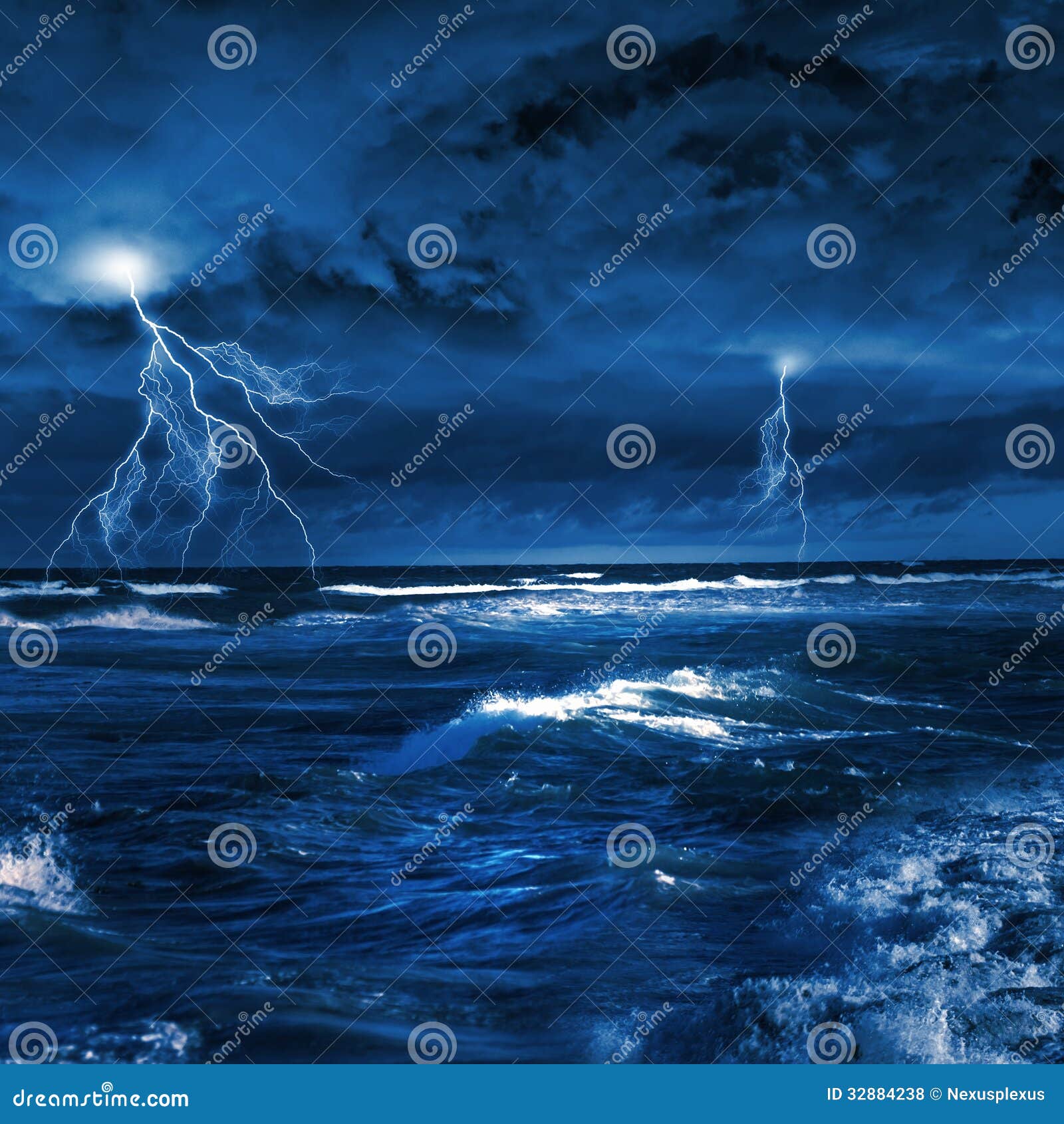 Orage en mer photo stock. Image du lumière, densité, tempête - 32884238