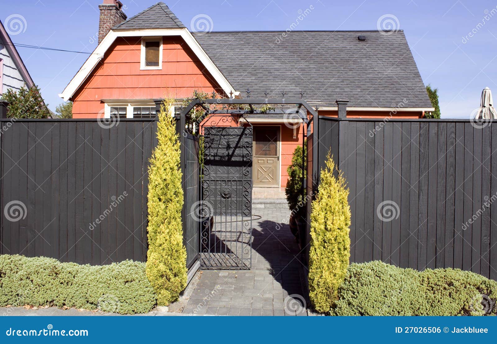 Orange Altes Haus Mit Hohem Zaun Stockfoto - Bild von orange, holz ...