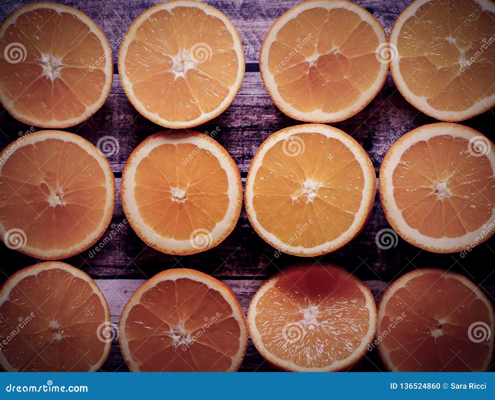 Orange auf einer Tabelle stockfoto. Bild von frucht - 136524860