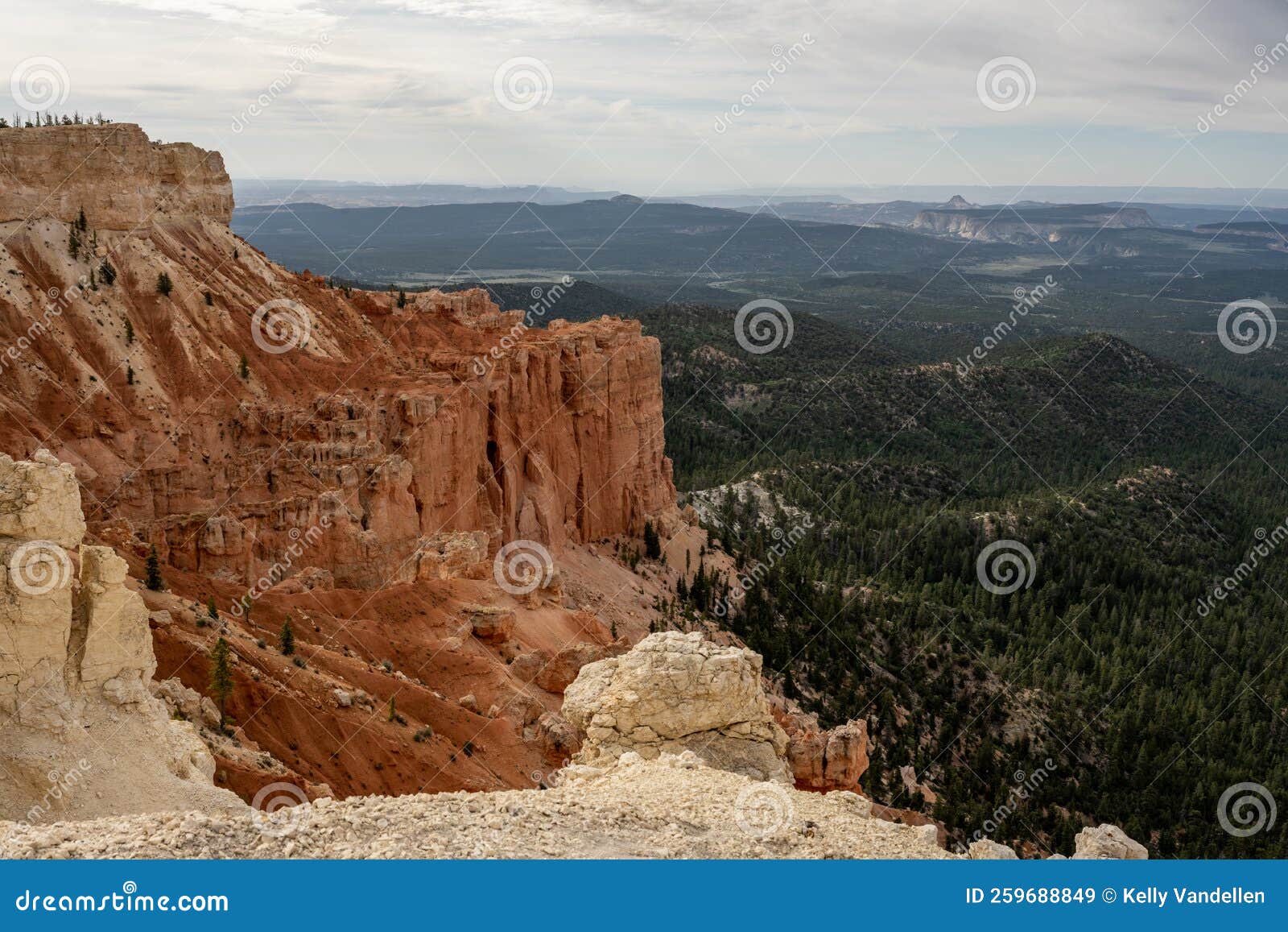Orange Cliffs Where the Amphitheatre Stops at Rainbow Point Stock Image ...