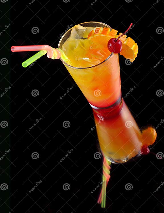 Orange Cocktail Mit Einer Kirsche Stockbild - Bild von einzeln, frucht ...