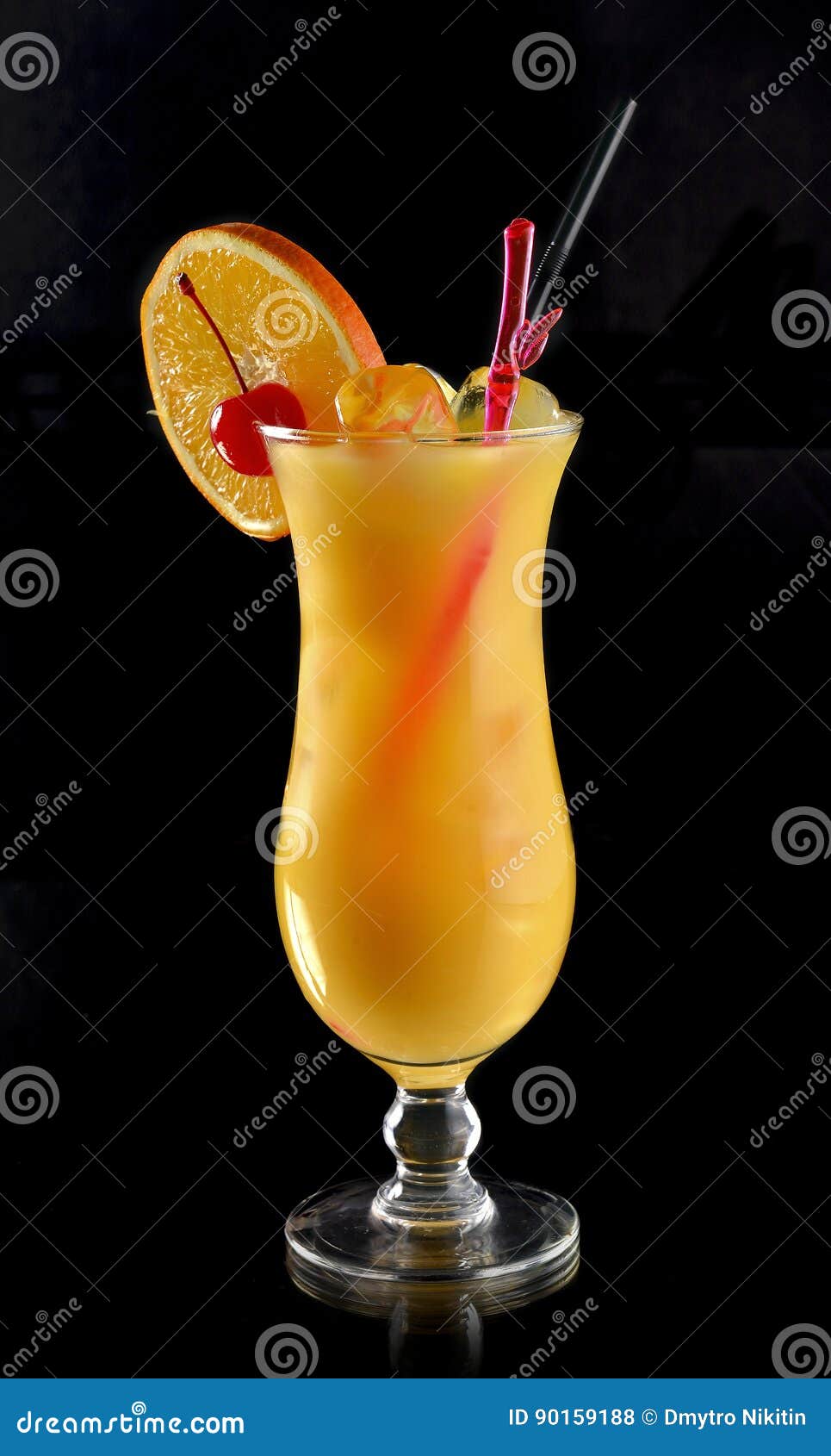 Orange Cocktail Mit Einer Kirsche Stockfoto - Bild von saft, scheibe ...