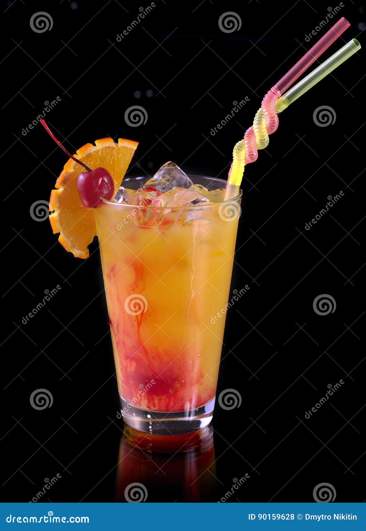 Orange Cocktail Mit Einer Kirsche Stockfoto - Bild von farbe, kirsche ...