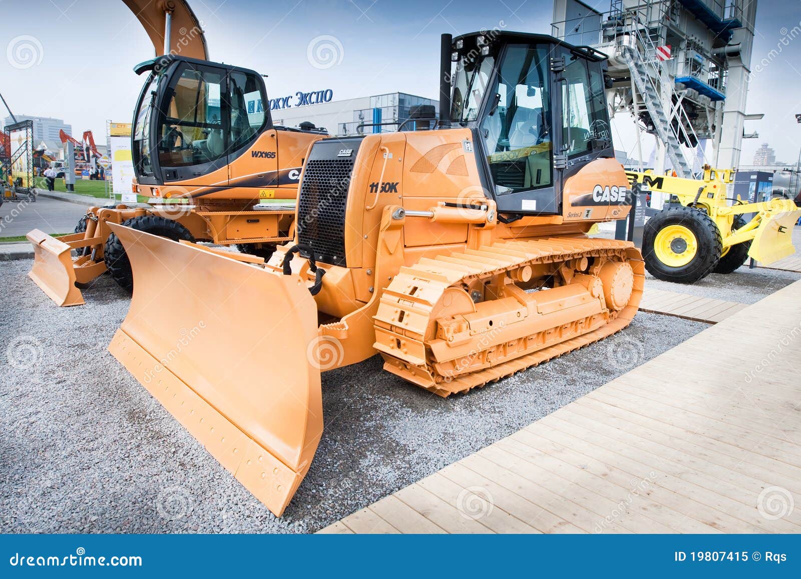 Orange diesel bulldozer editorial image. Image of orange - 19807415