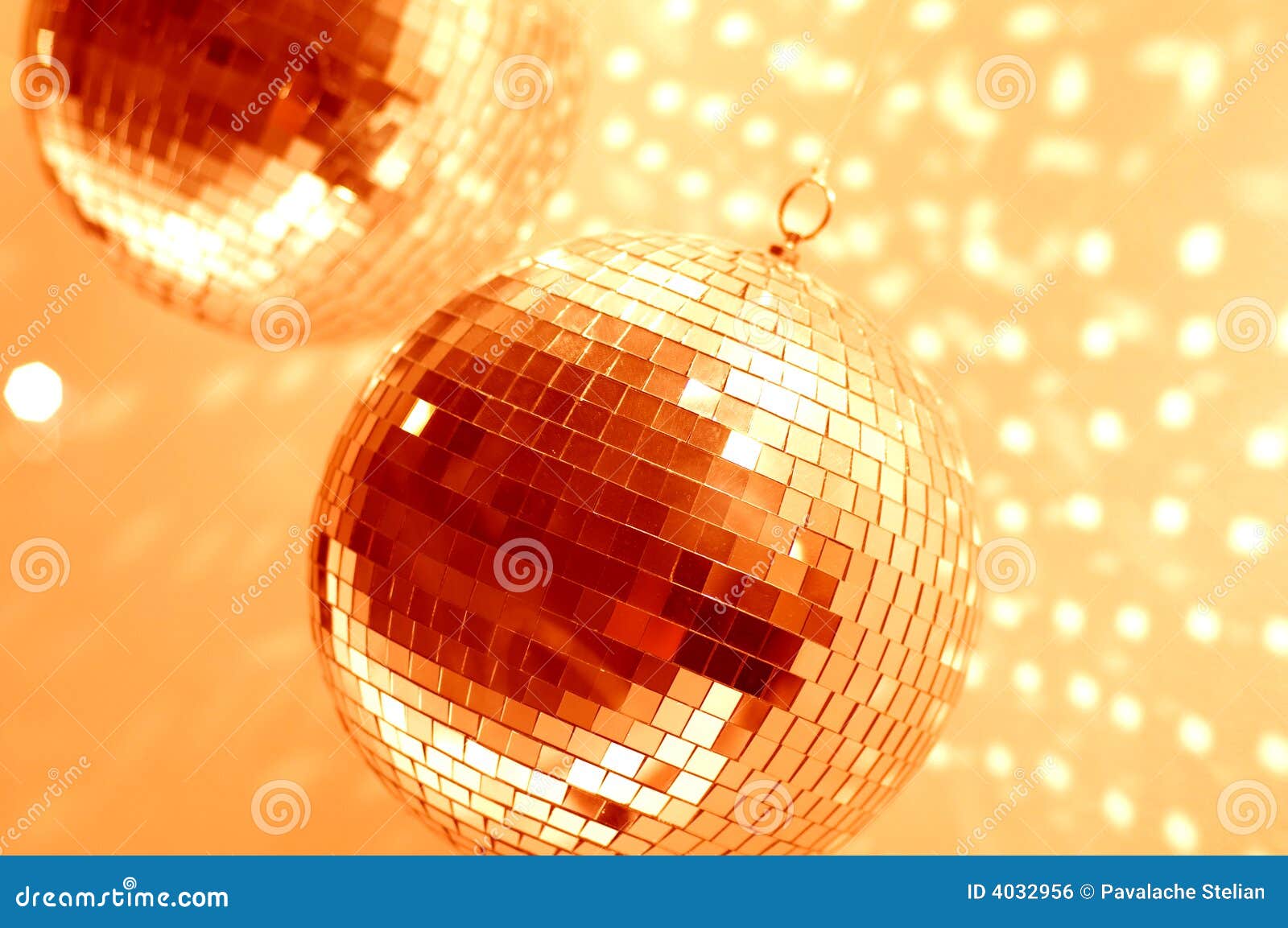 Orange Discokugeln stockfoto. Bild von glitzern, kugel - 4032956