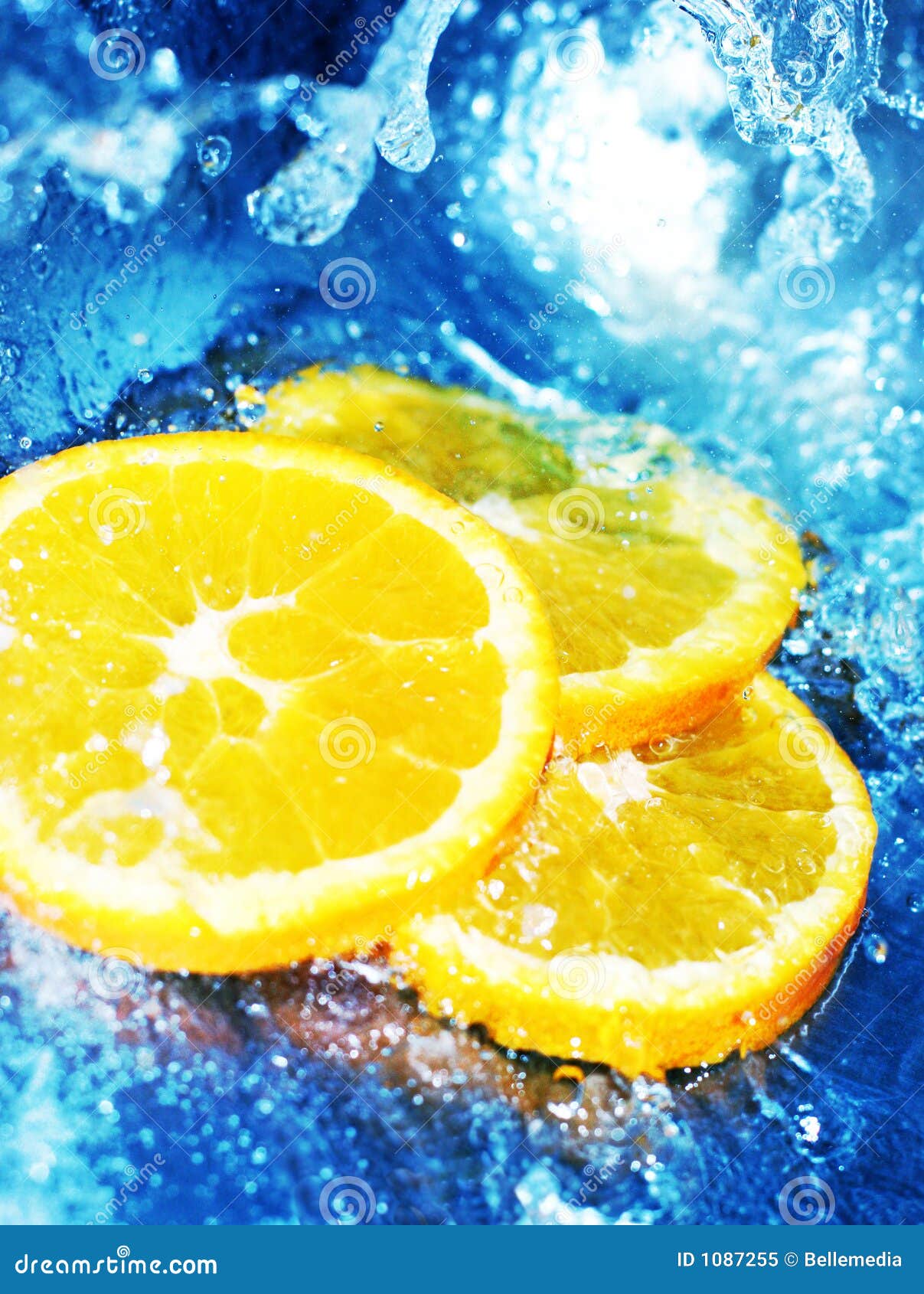 Orange Scheiben in Hetzendem Wasser Stockbild - Bild von lebhaft ...