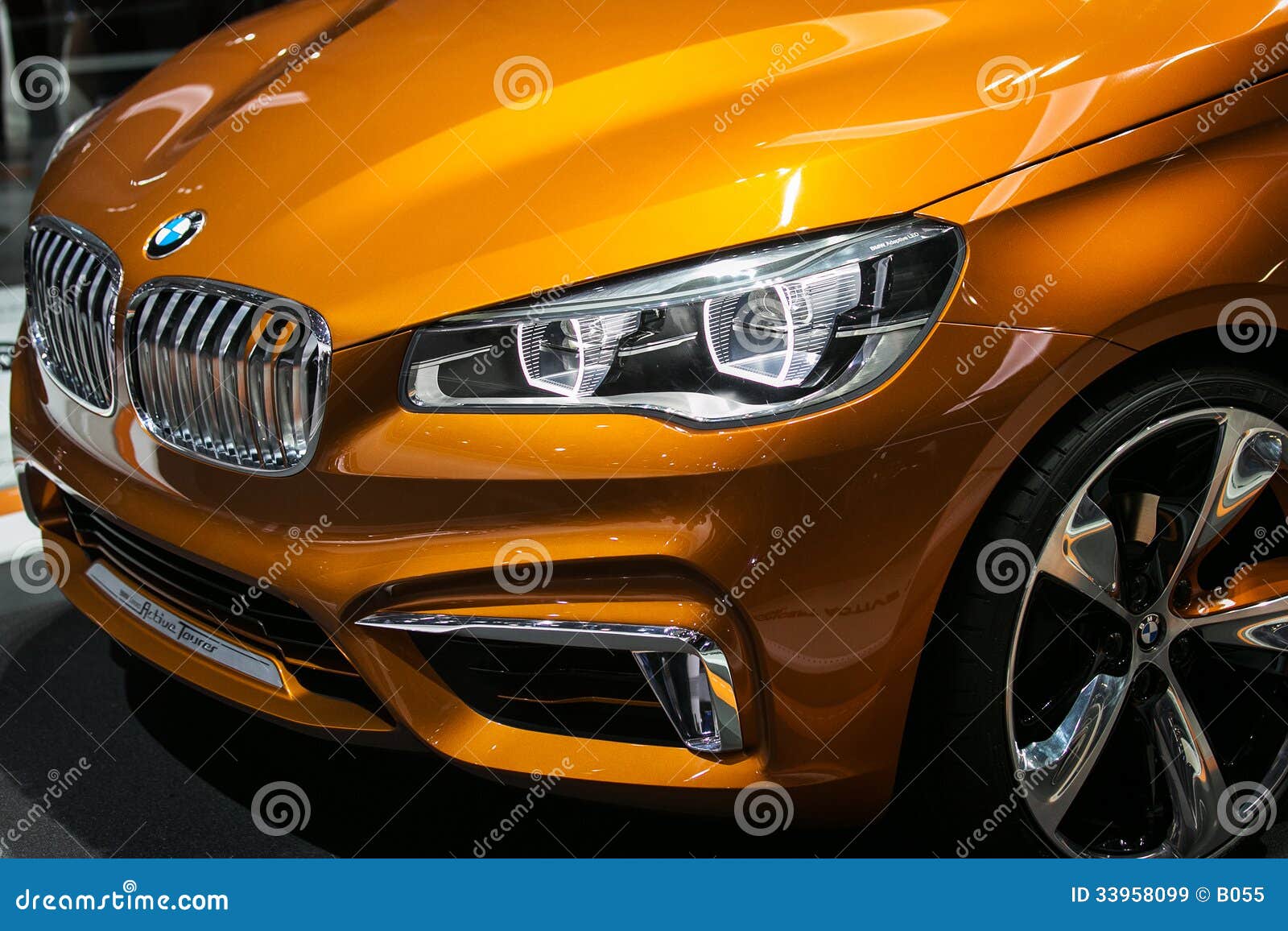 Orange sportbil redaktionell fotografering för bildbyråer. Bild av ...